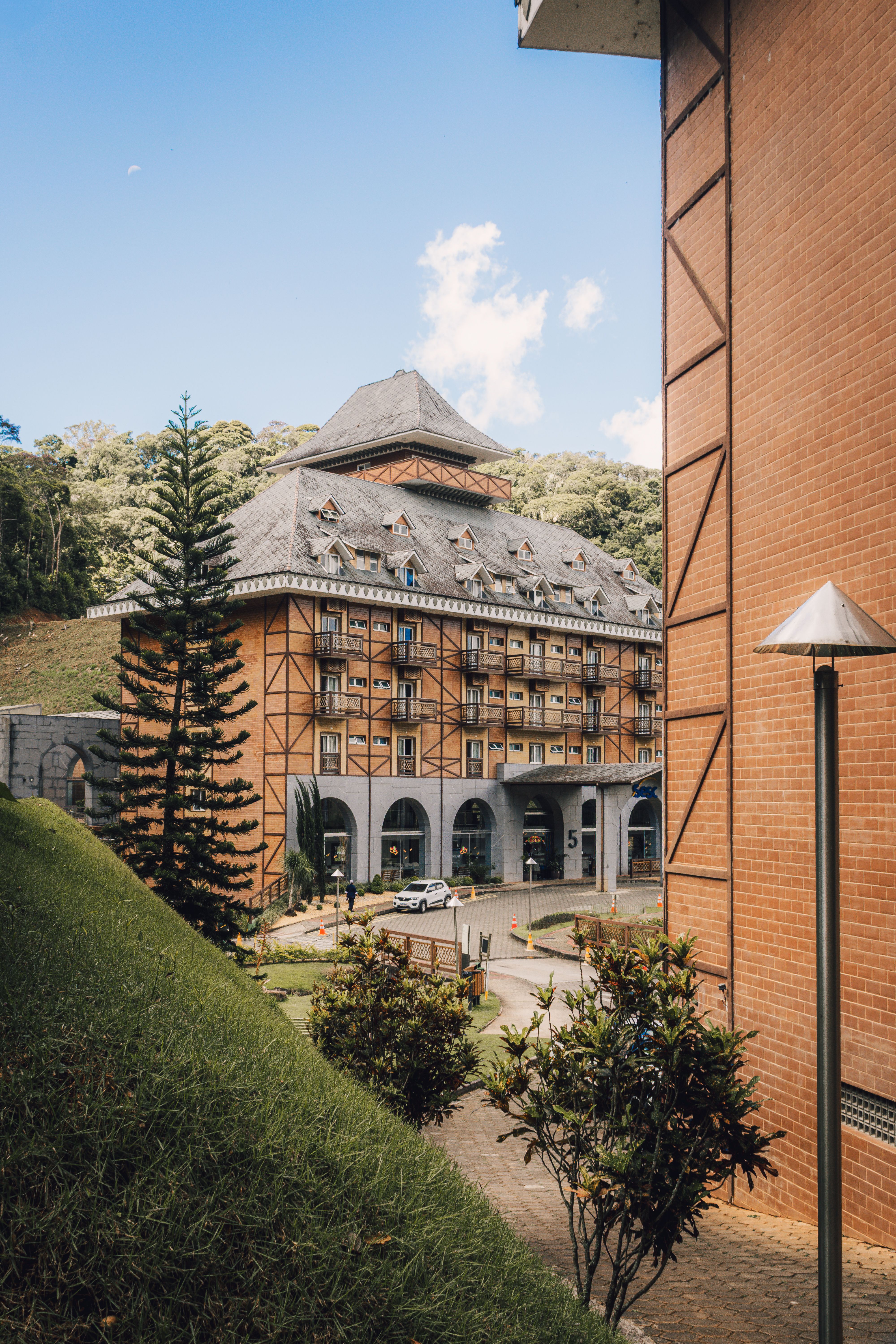 Charming Tudor-style hotel amidst lush greenery · Free Stock Photo