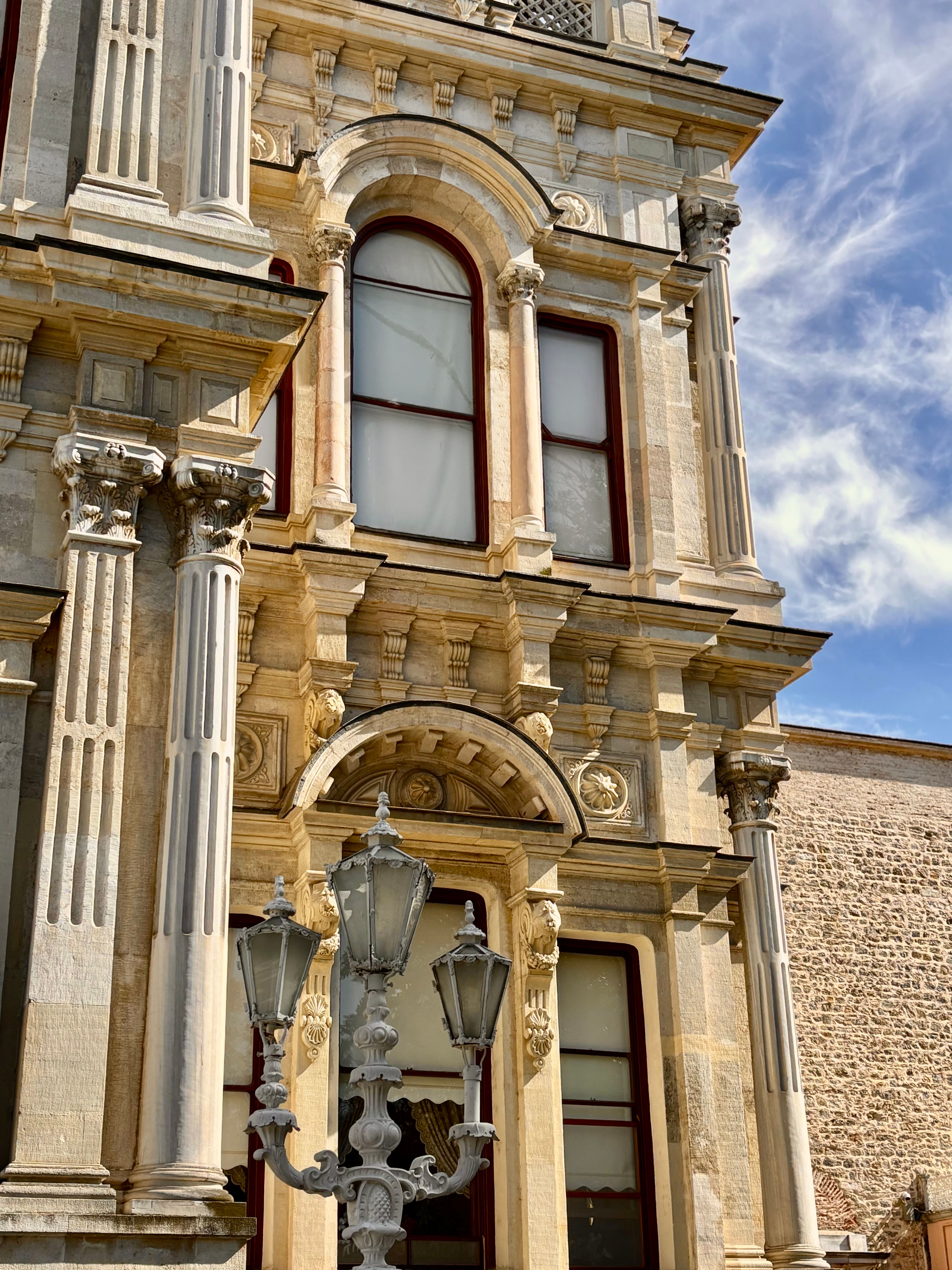 Edificio Histórico Adornado Con Columnas Clásicas · Foto de stock gratuita