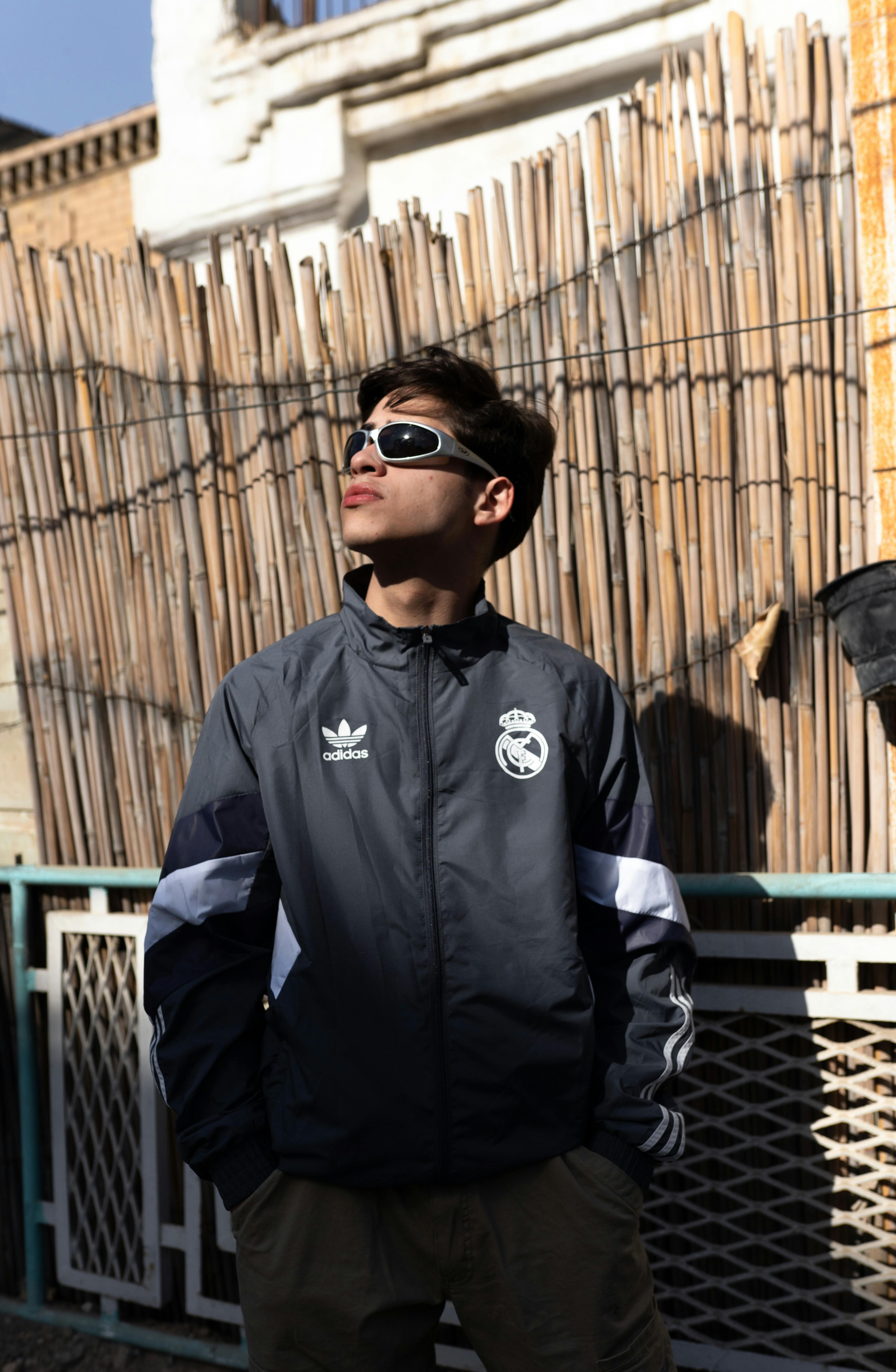Joven Tomando El Sol Con Gafas De Sol · Foto de stock gratuita