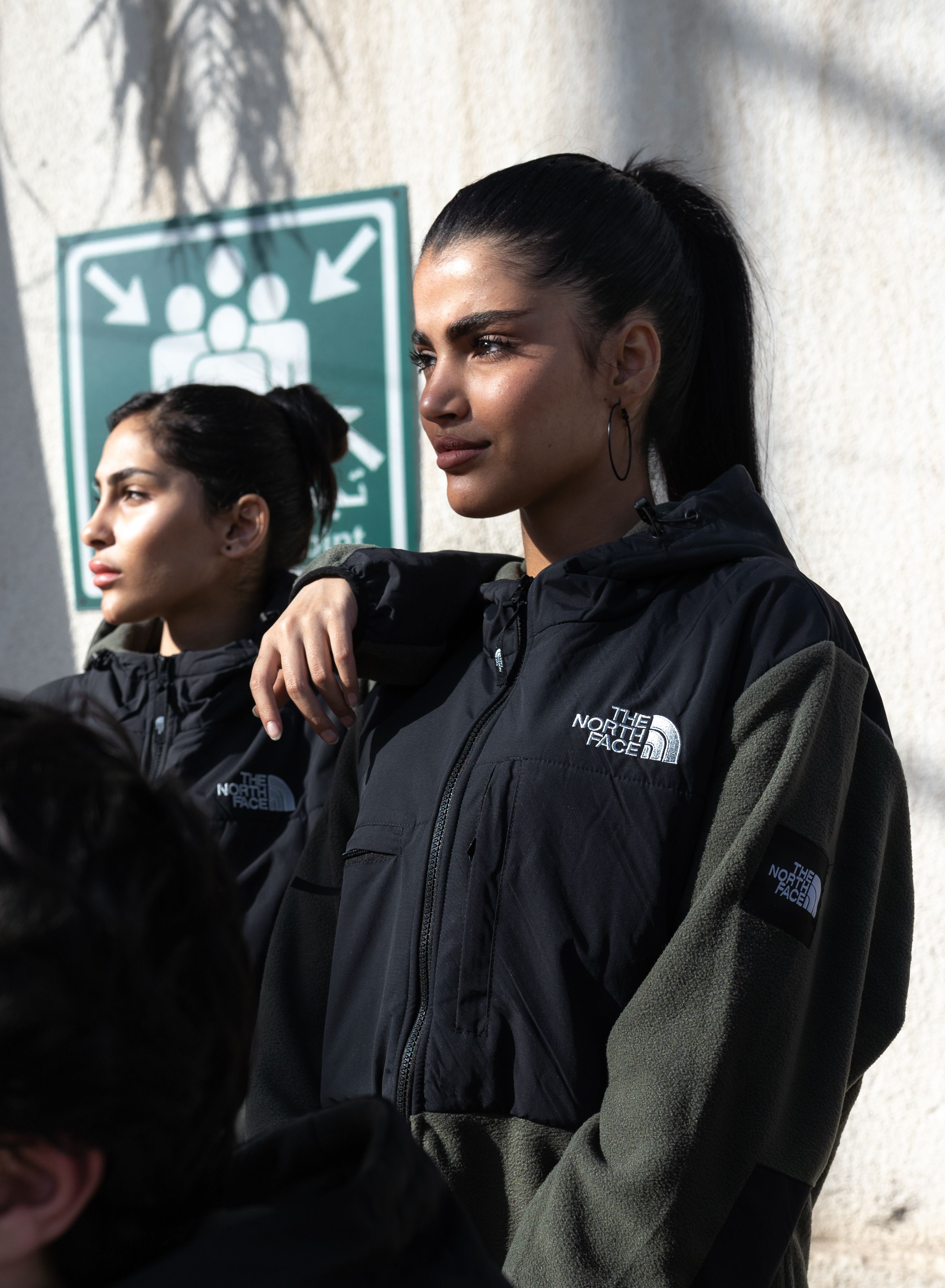 Mujeres Con Ropa De Exterior Bajo La Luz Del Sol · Foto de stock gratuita