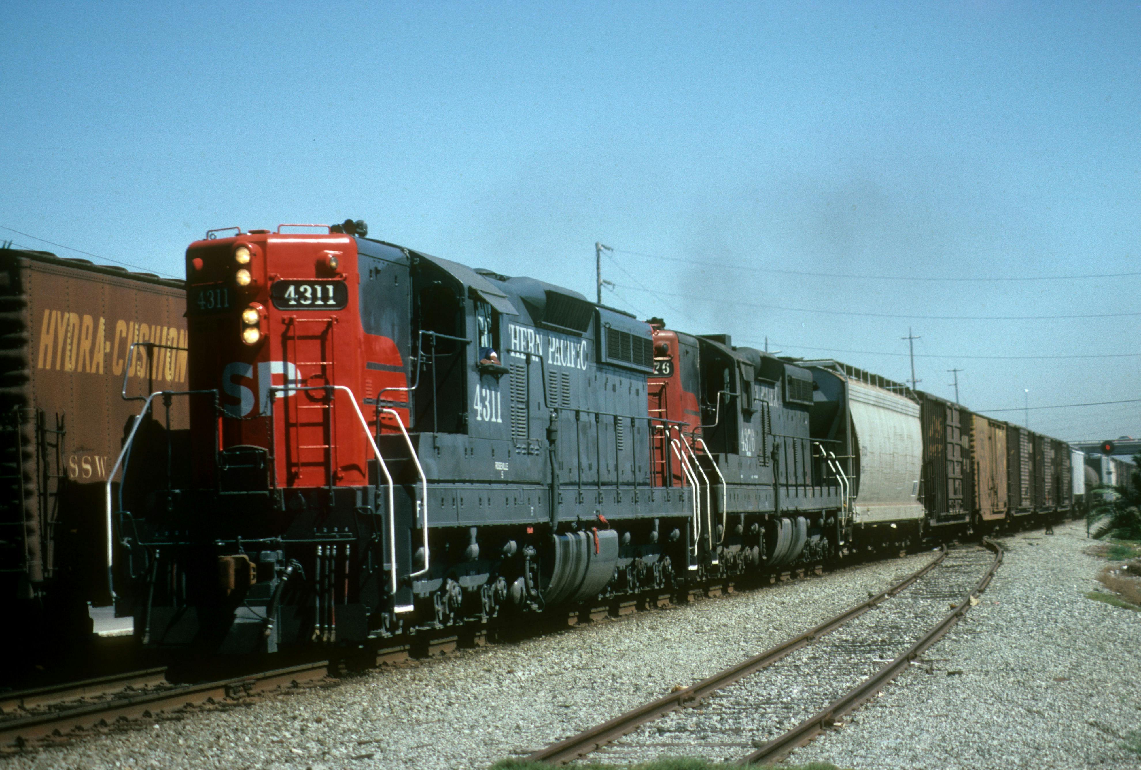 Southern Pacific locomotive on sunny California day · Free Stock Photo