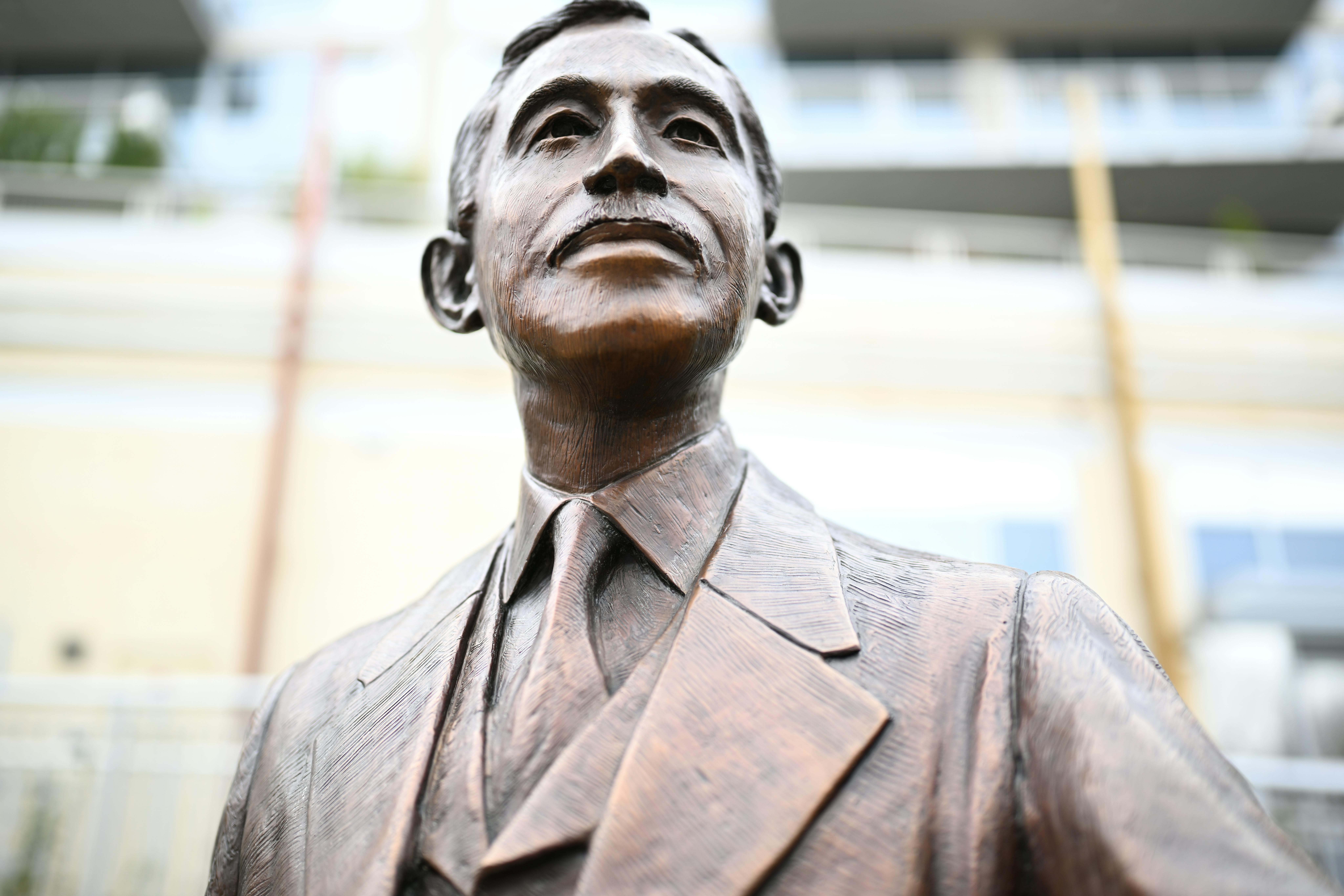 Bronze Statue of Distinguished Gentleman in Charlotte · Free Stock Photo