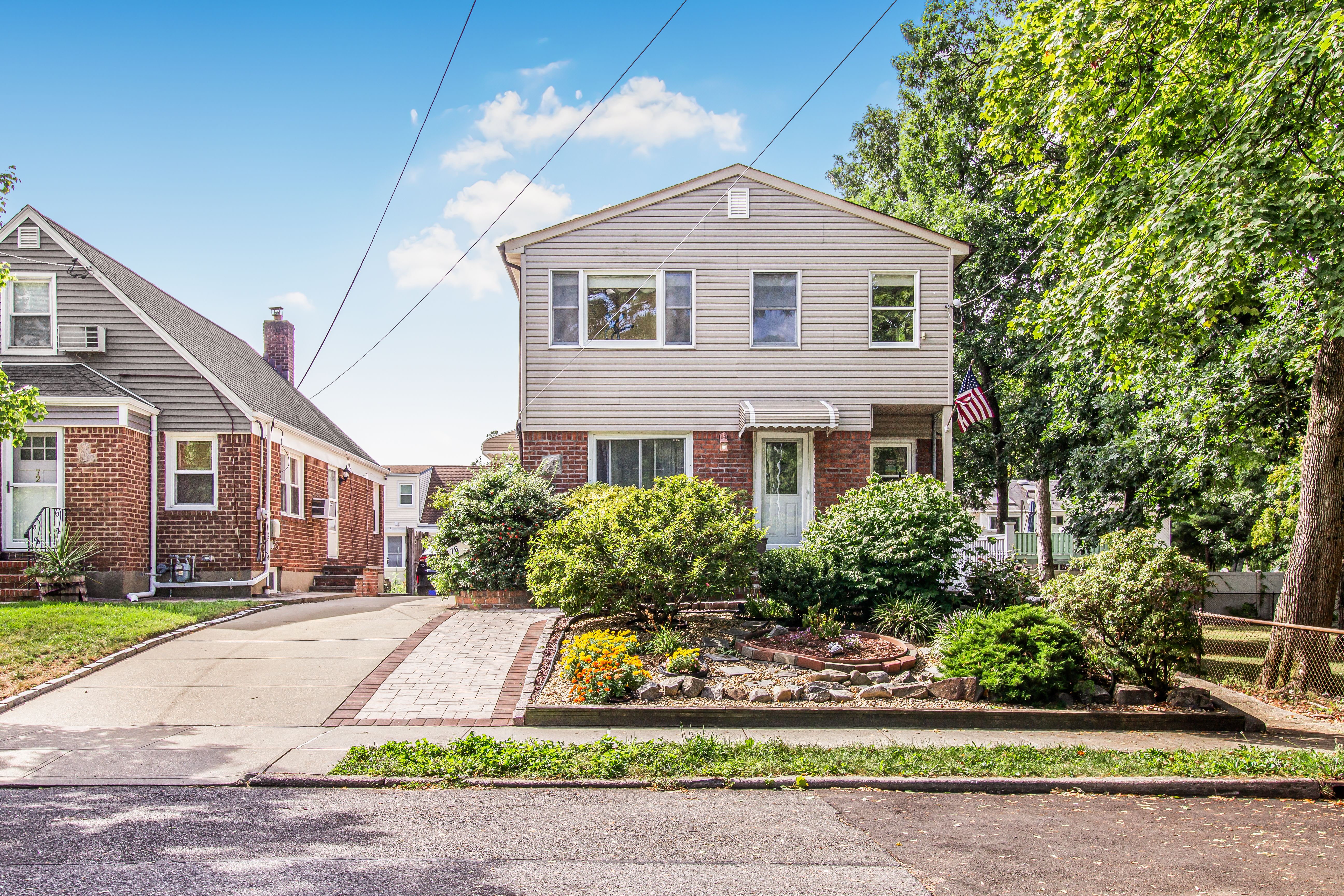 Charming Suburban Home in Summer Setting · Free Stock Photo