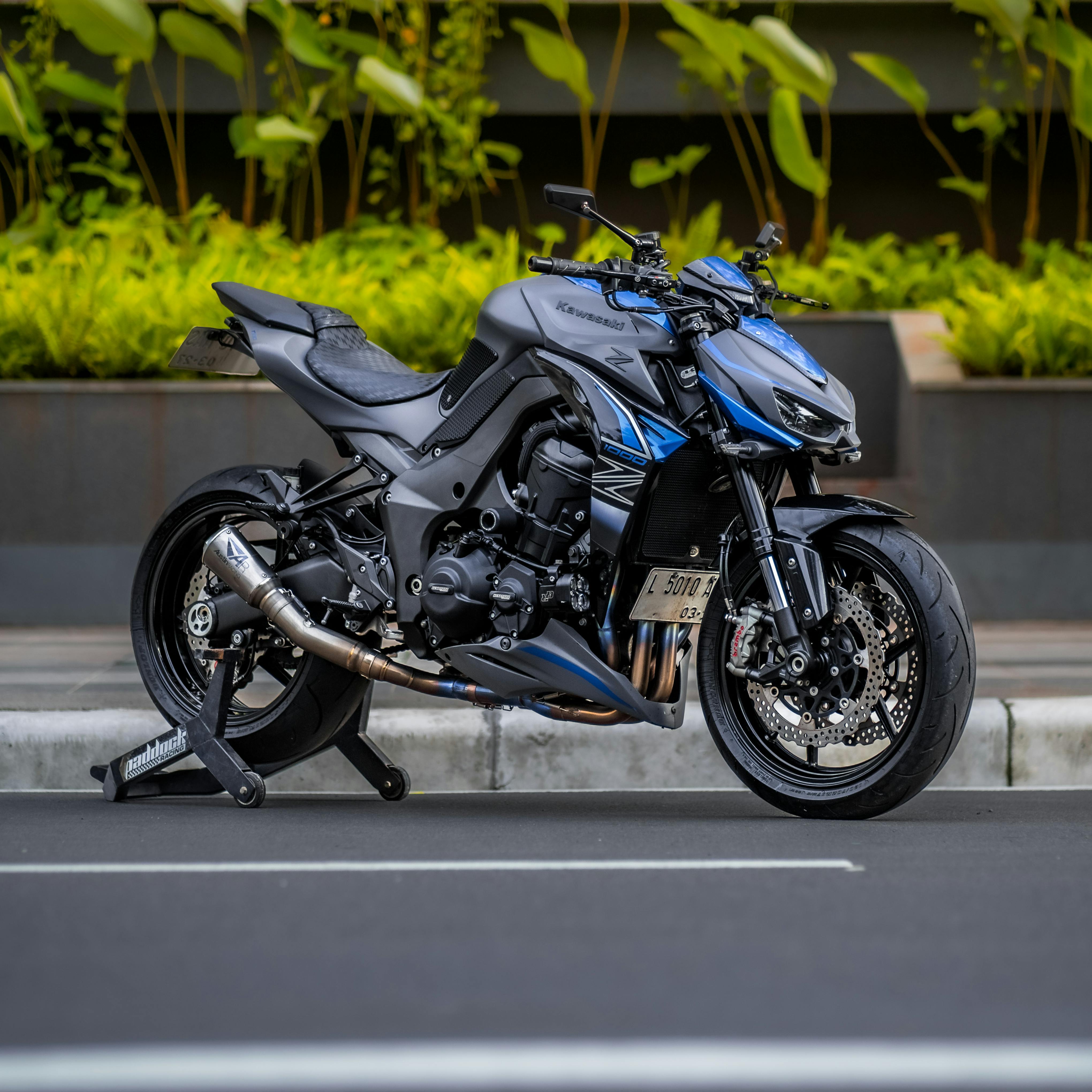 Powerful Kawasaki Z1000 Sport Bike in Urban Setting · Free Stock Photo