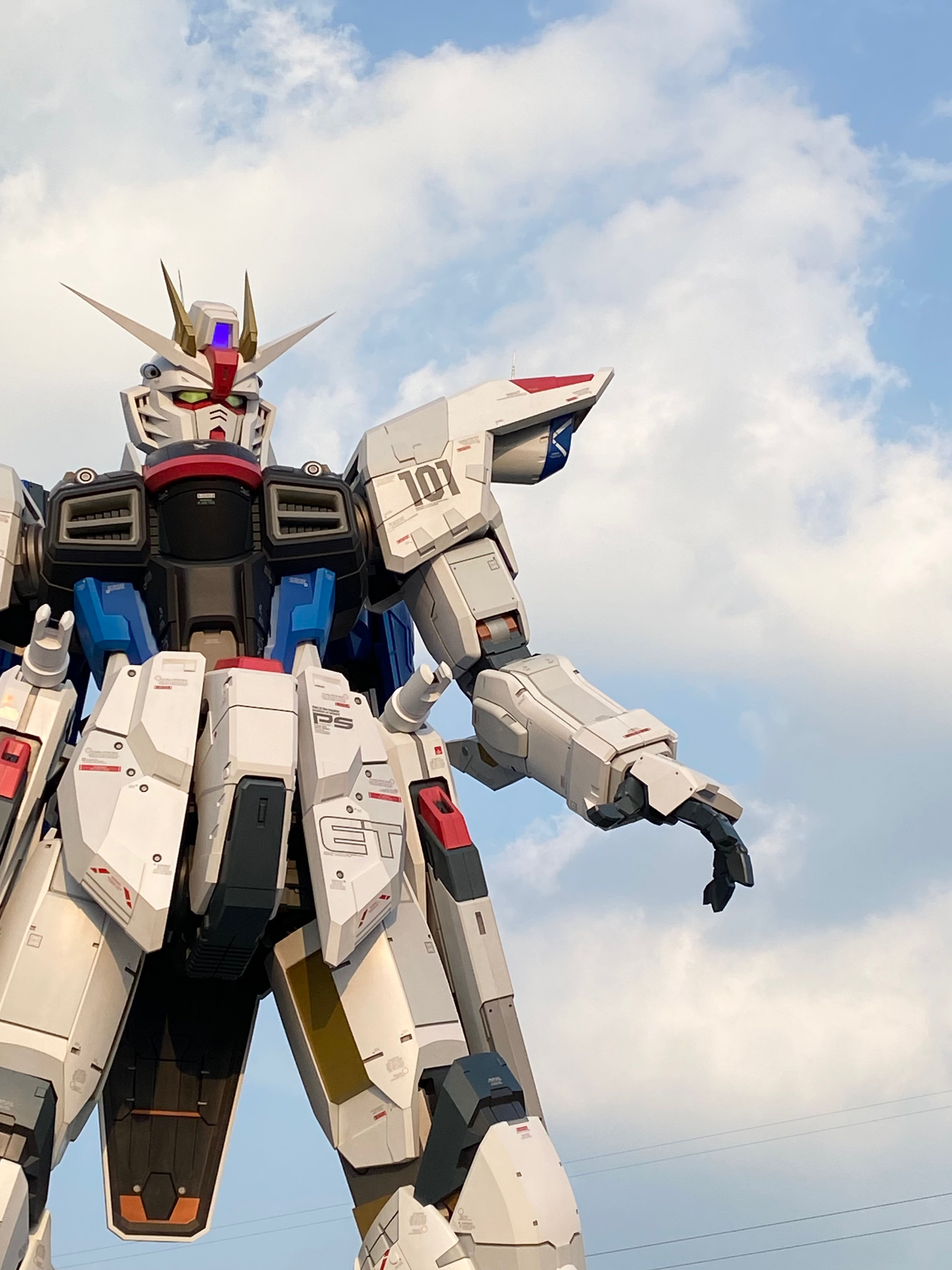 Giant Robot Statue Under a Clear Blue Sky · Free Stock Photo