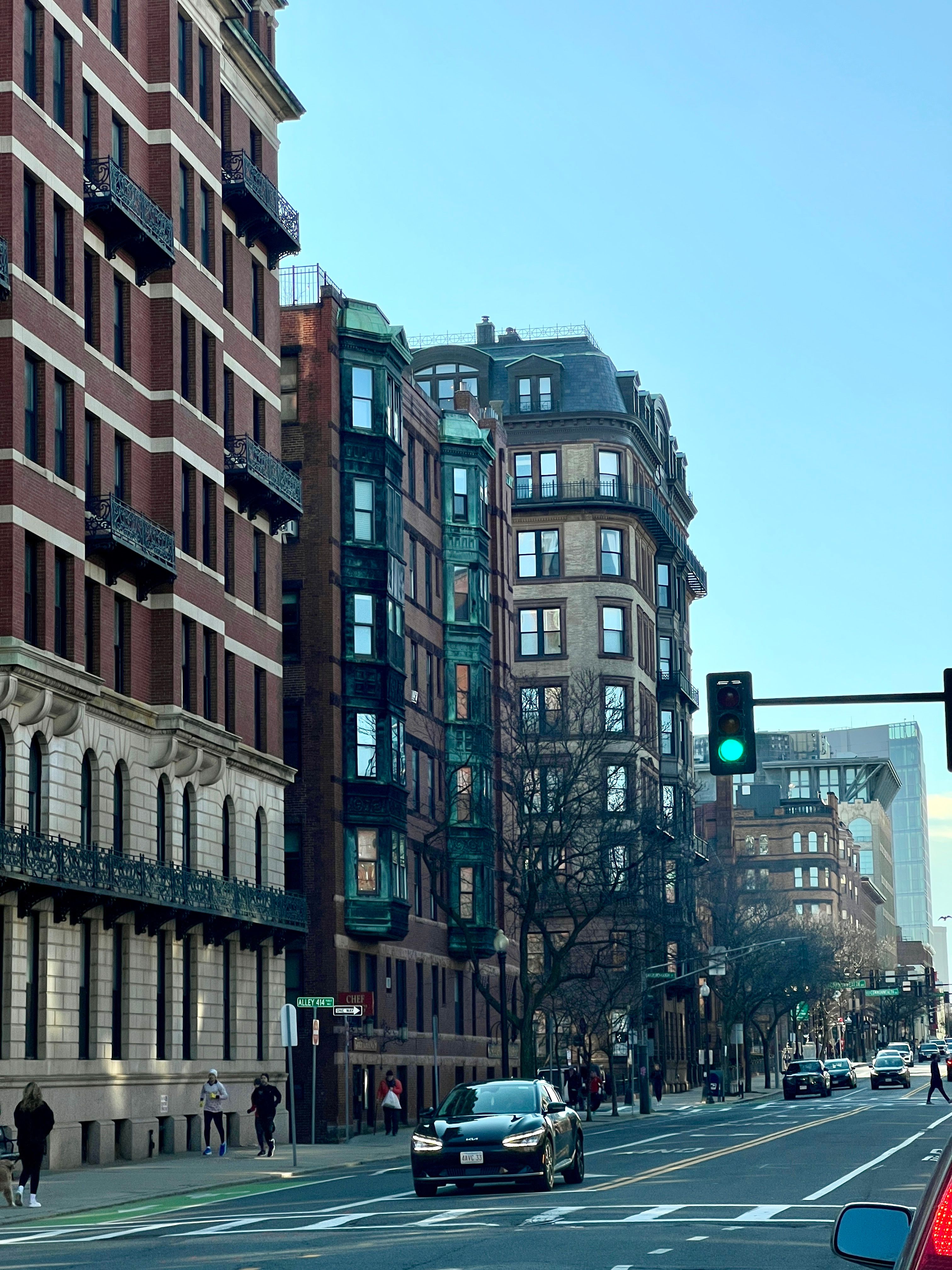 Urban Street View with Historic Architecture · Free Stock Photo