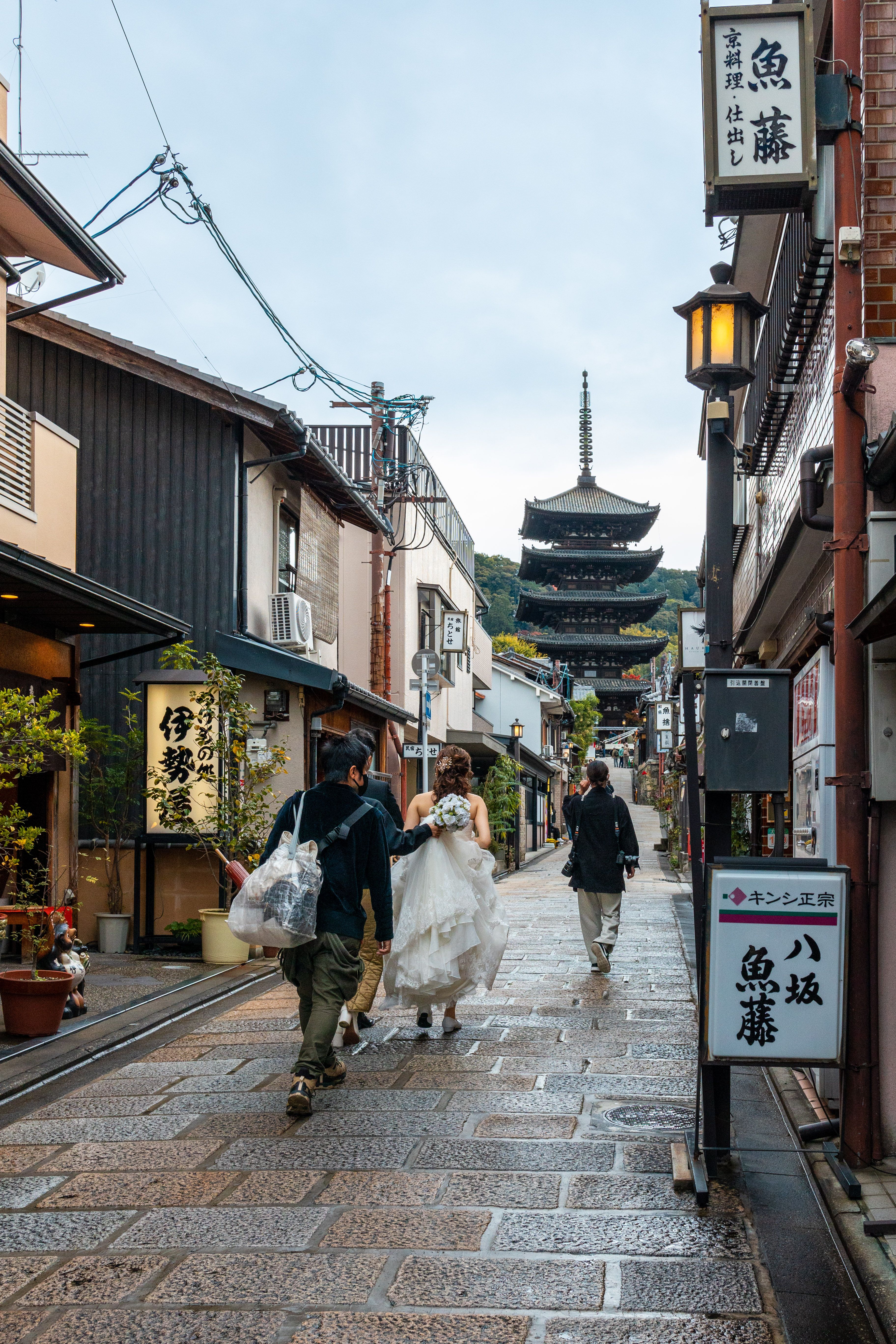 Traditional Street Scene in Kyoto with Pagoda · Free Stock Photo