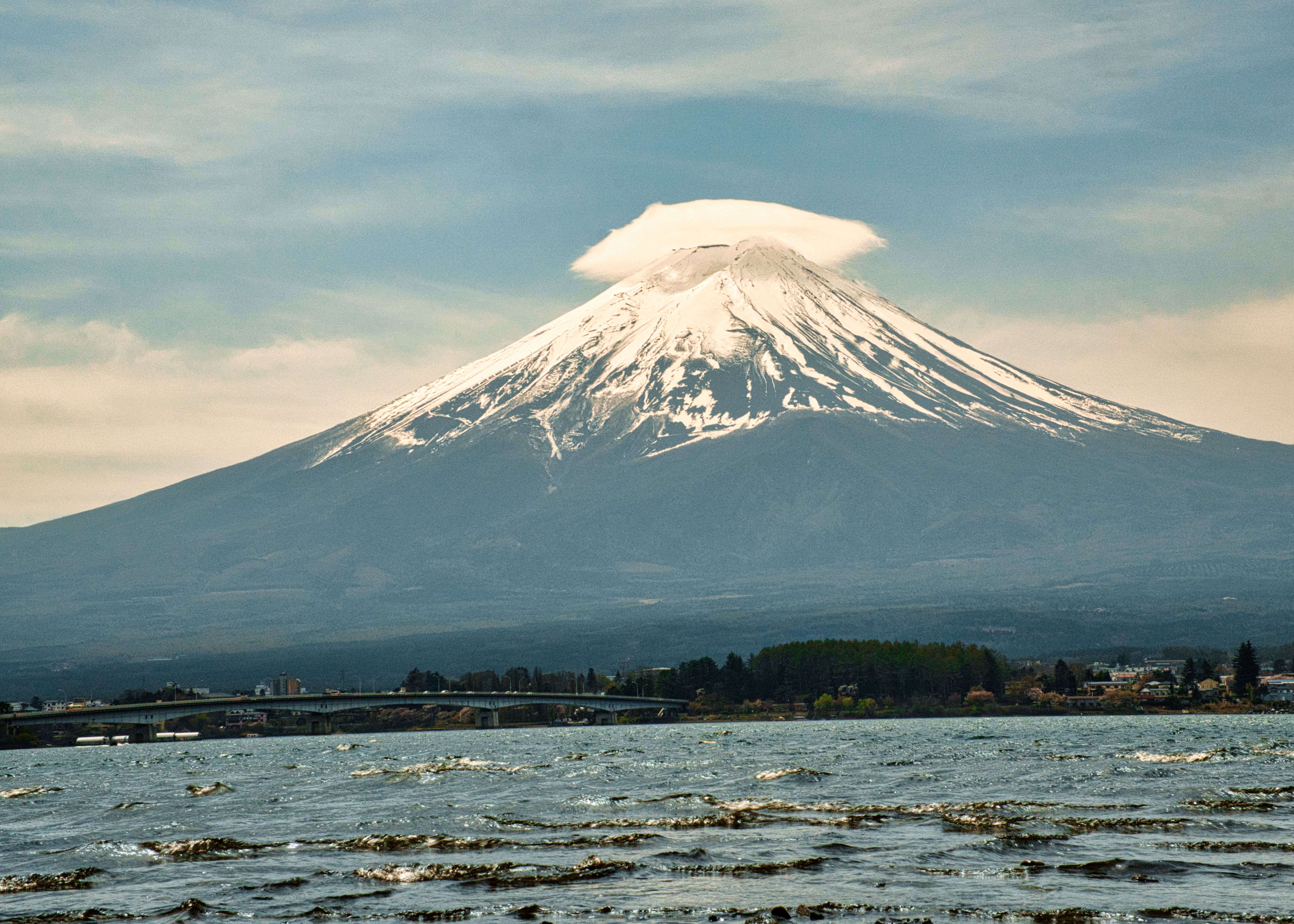 Vista Panorámica Del Monte Fuji Con Nubes Lenticulares · Foto de stock ...