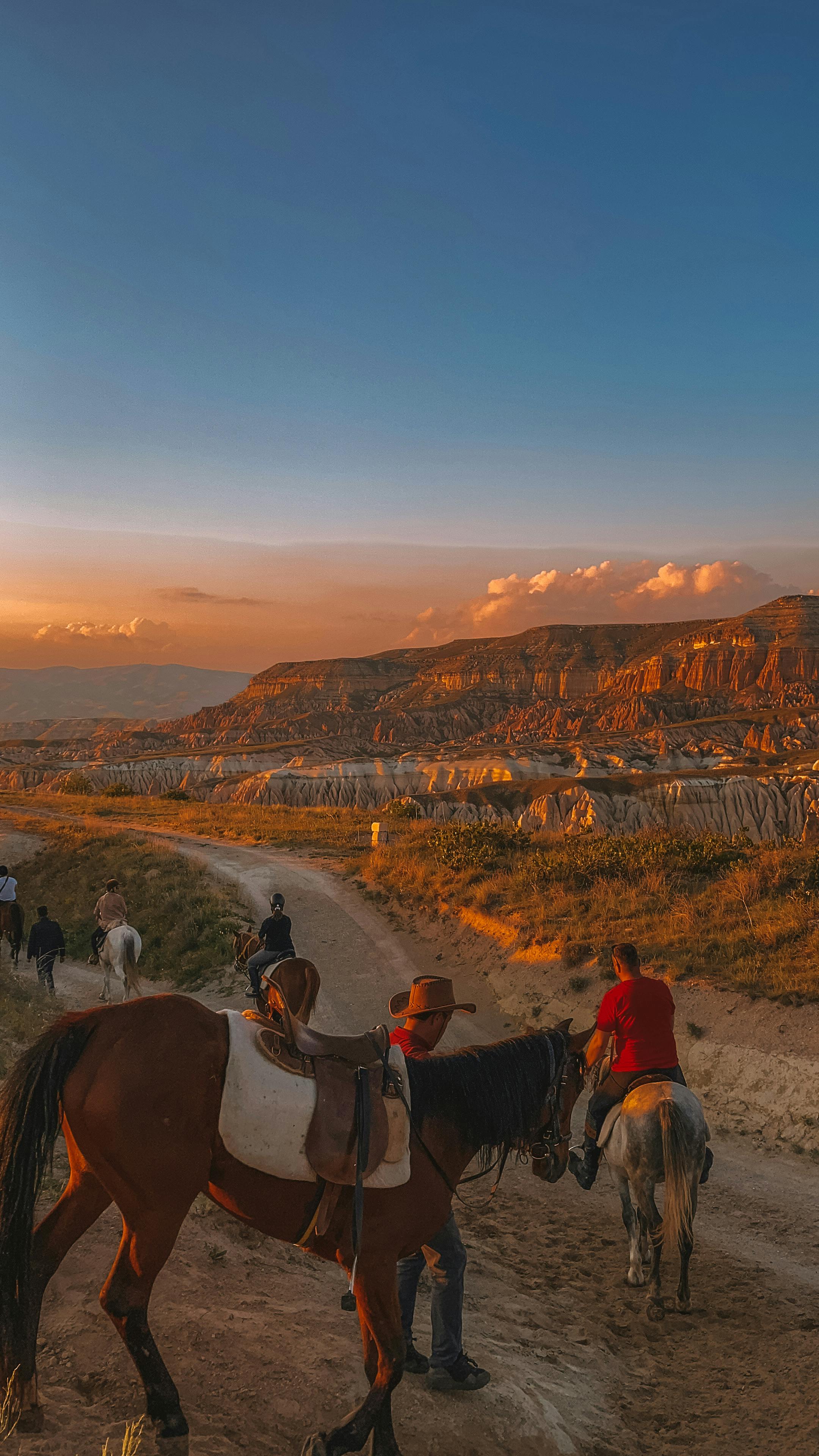 Cavaliers Au Coucher Du Soleil Dans Les Vallées Pittoresques De ...
