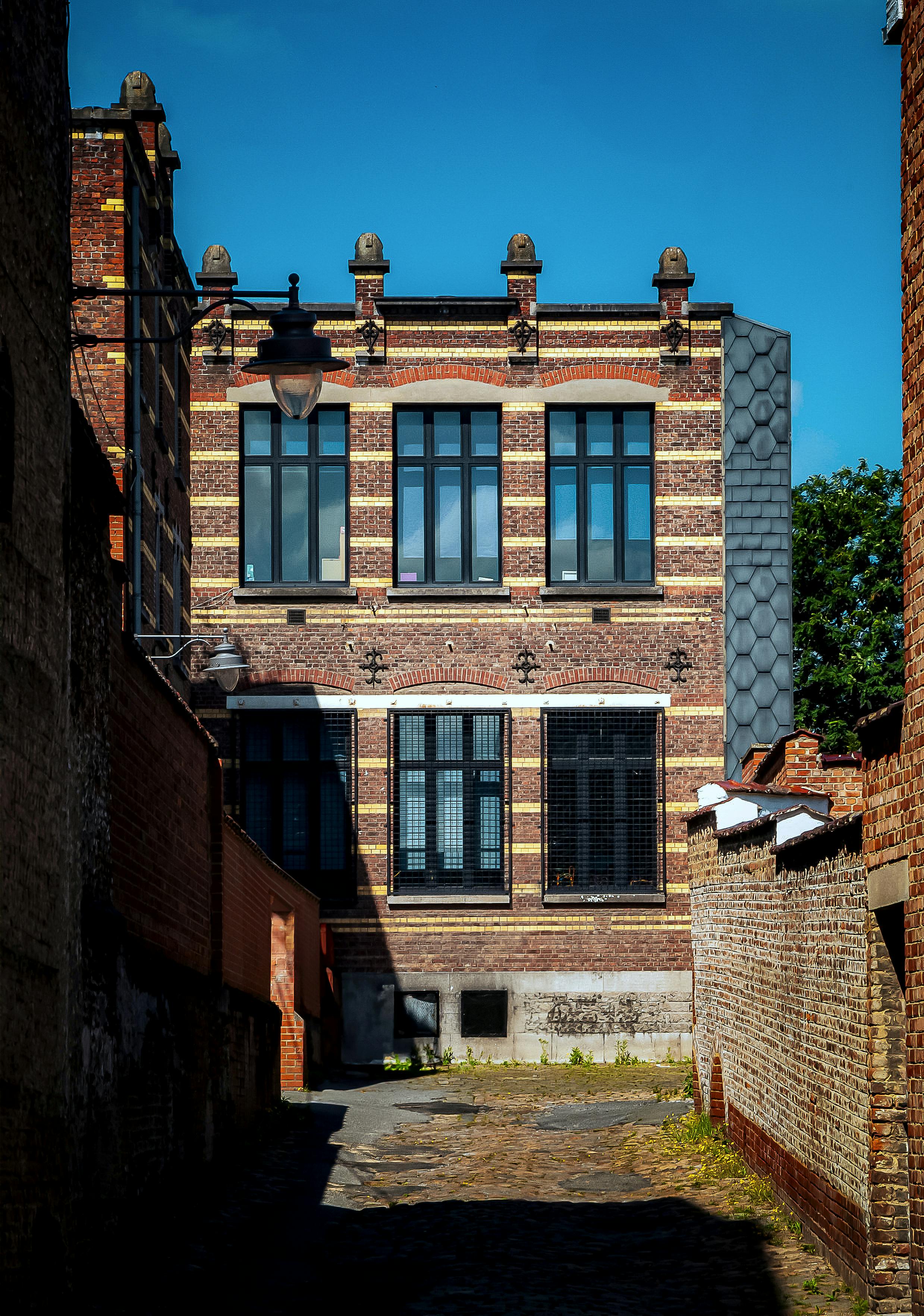 Historic Urban Alley with Brick Architecture · Free Stock Photo