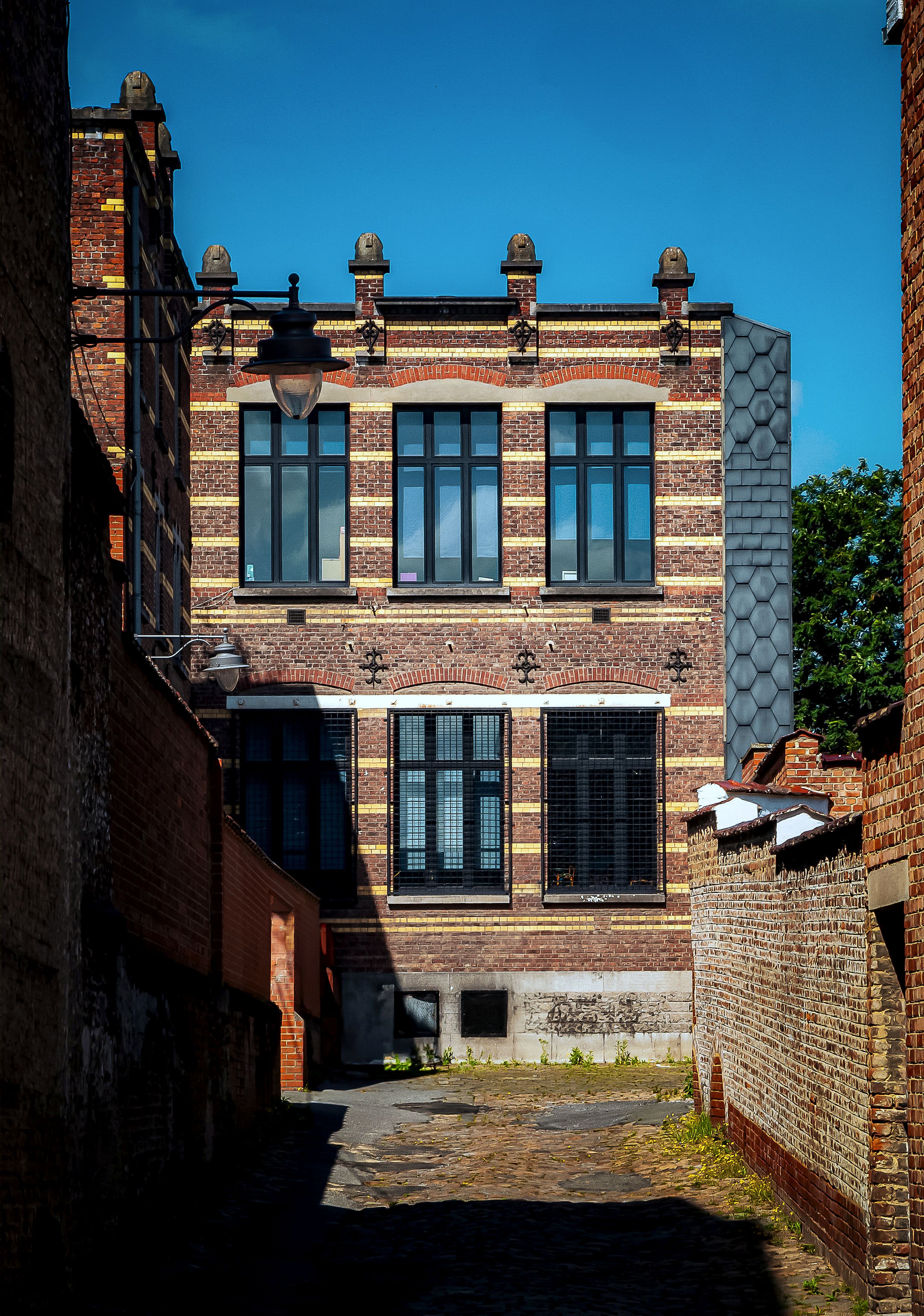Historic Urban Alley with Brick Architecture · Free Stock Photo
