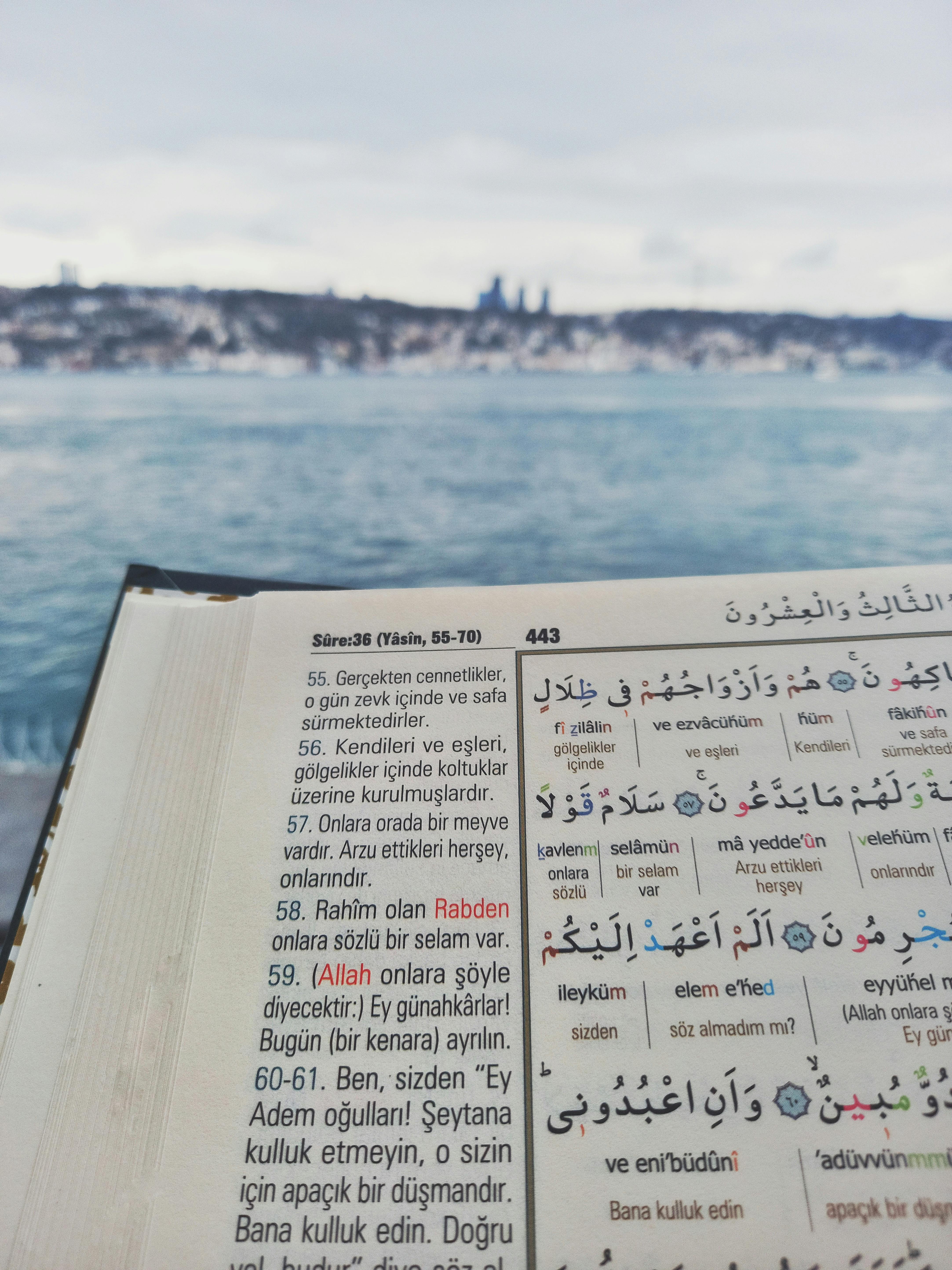 Corán Abierto Con El Paisaje Urbano De Estambul Como Fondo · Foto de ...