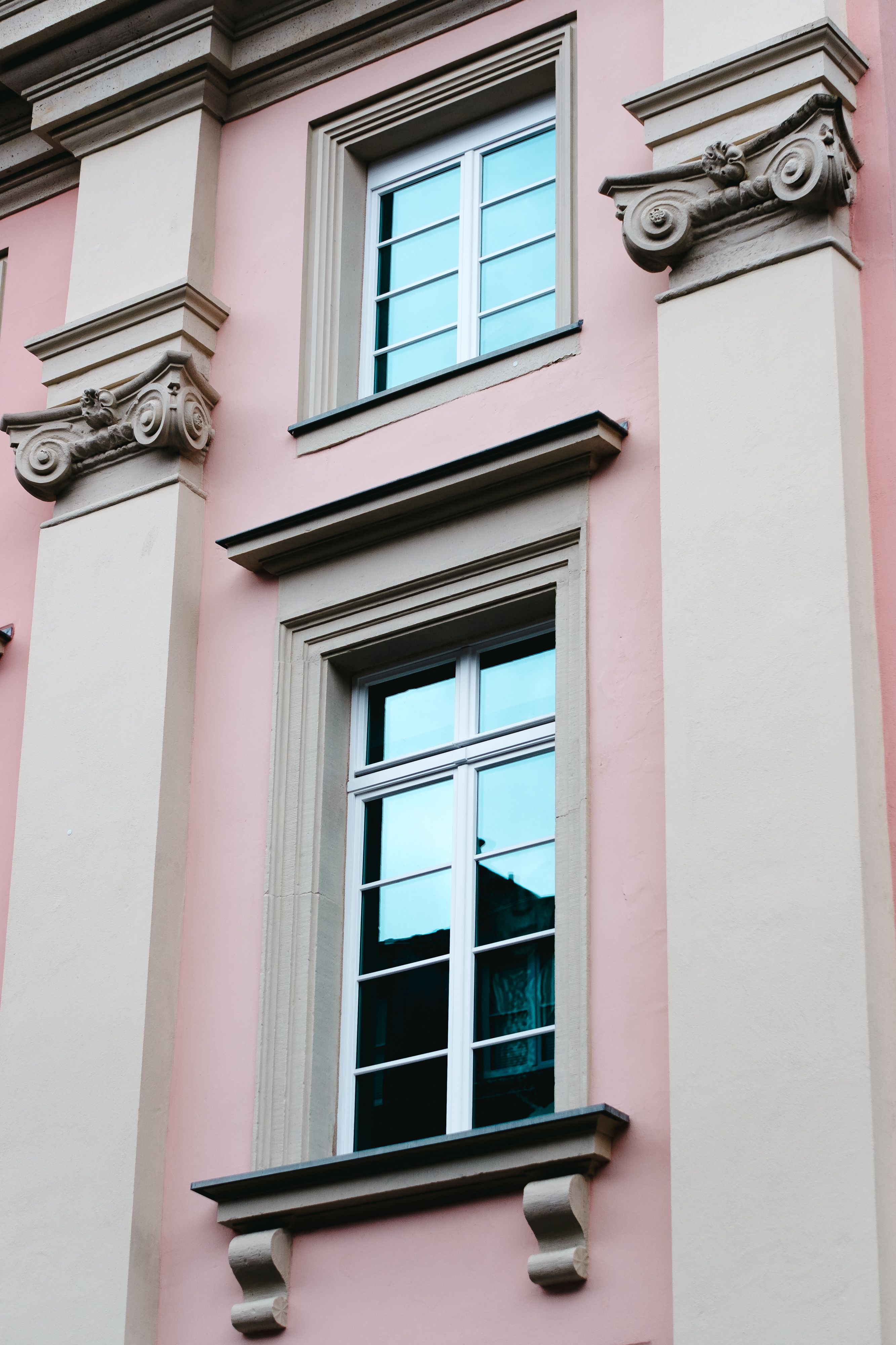 Fachada Histórica Rosa Com Colunas Clássicas · Foto profissional gratuita