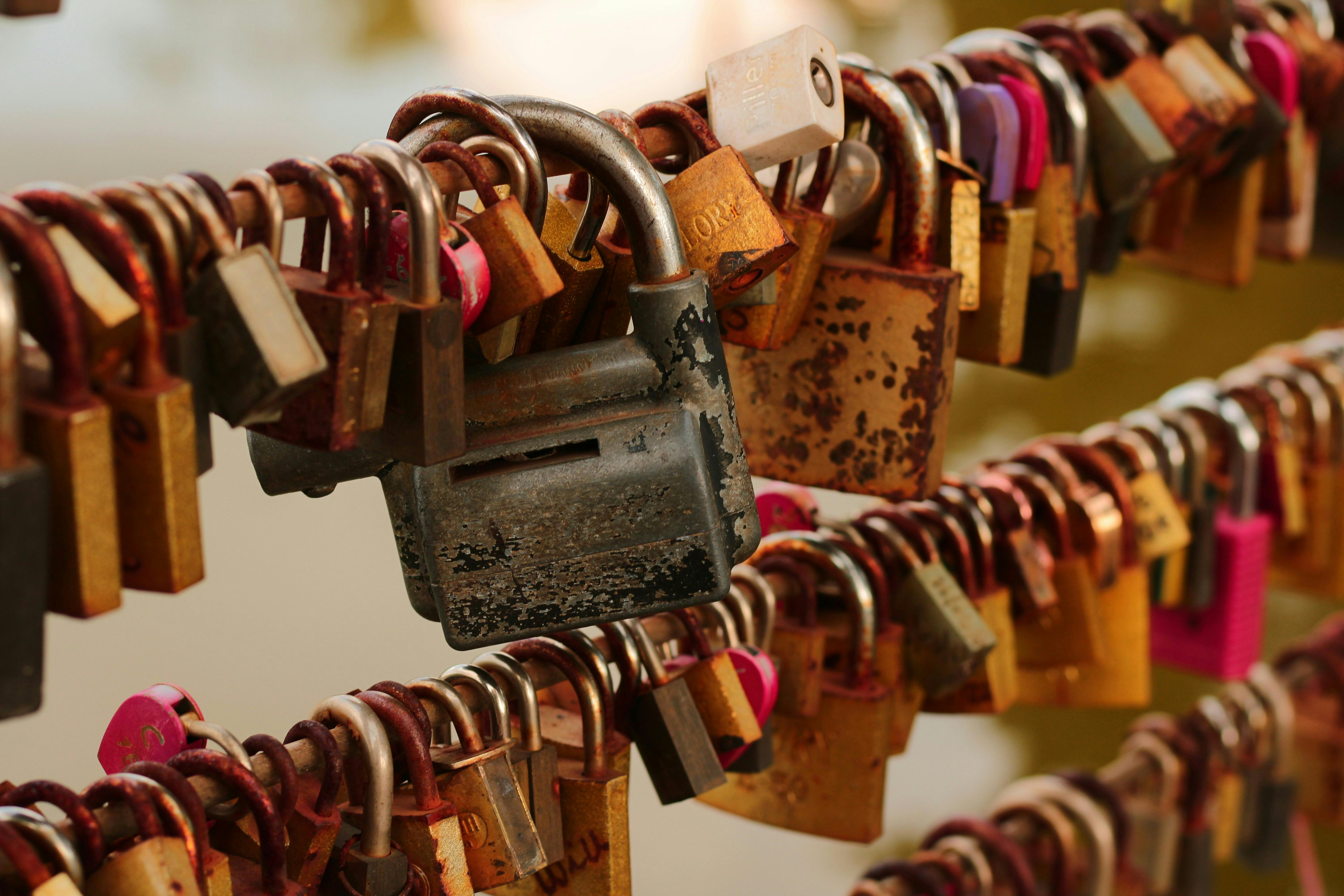 Candados Románticos Del Amor En El Puente De Holambra · Foto de stock ...