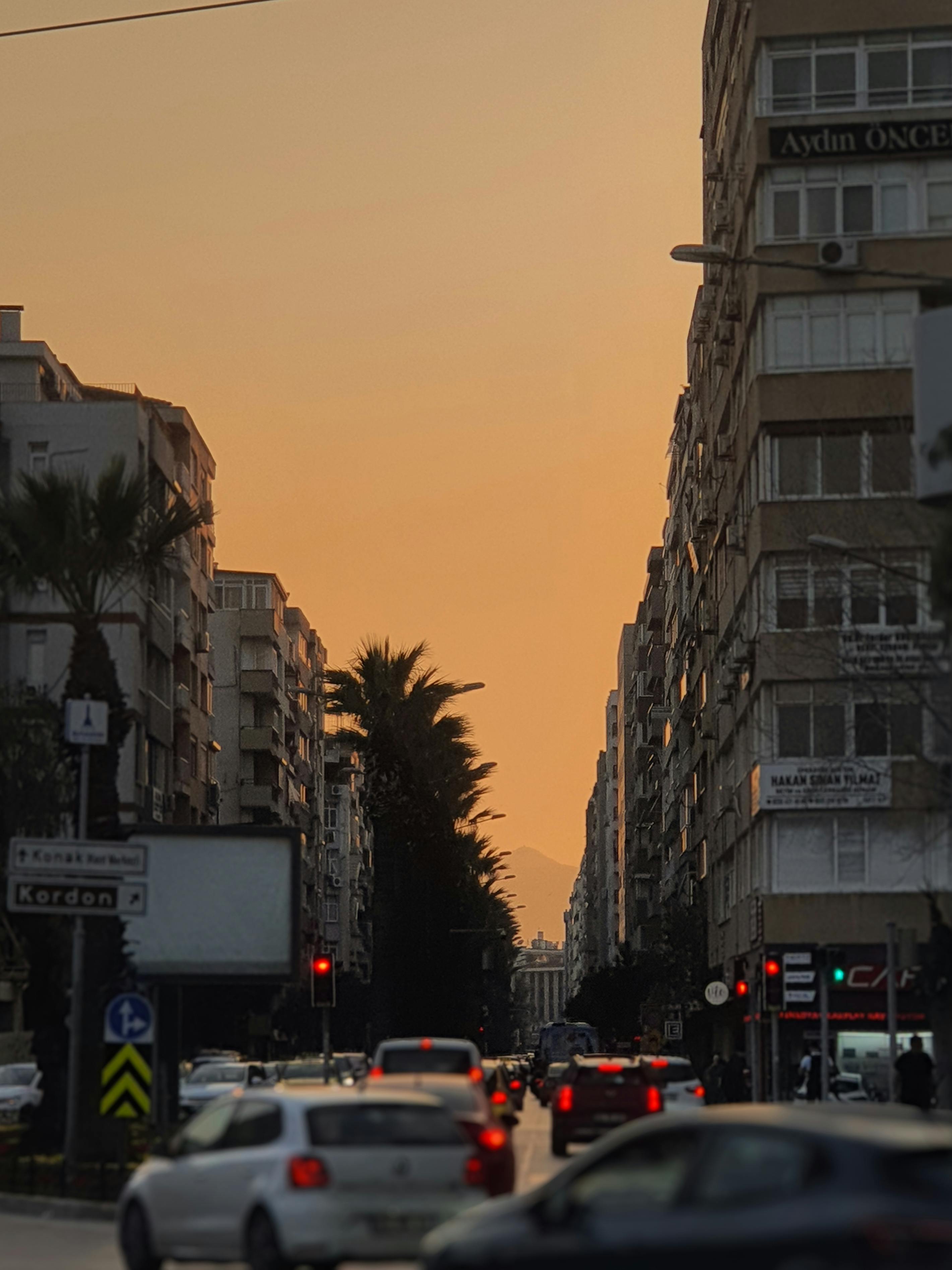 Urban Sunset Street Scene with Traffic · Free Stock Photo