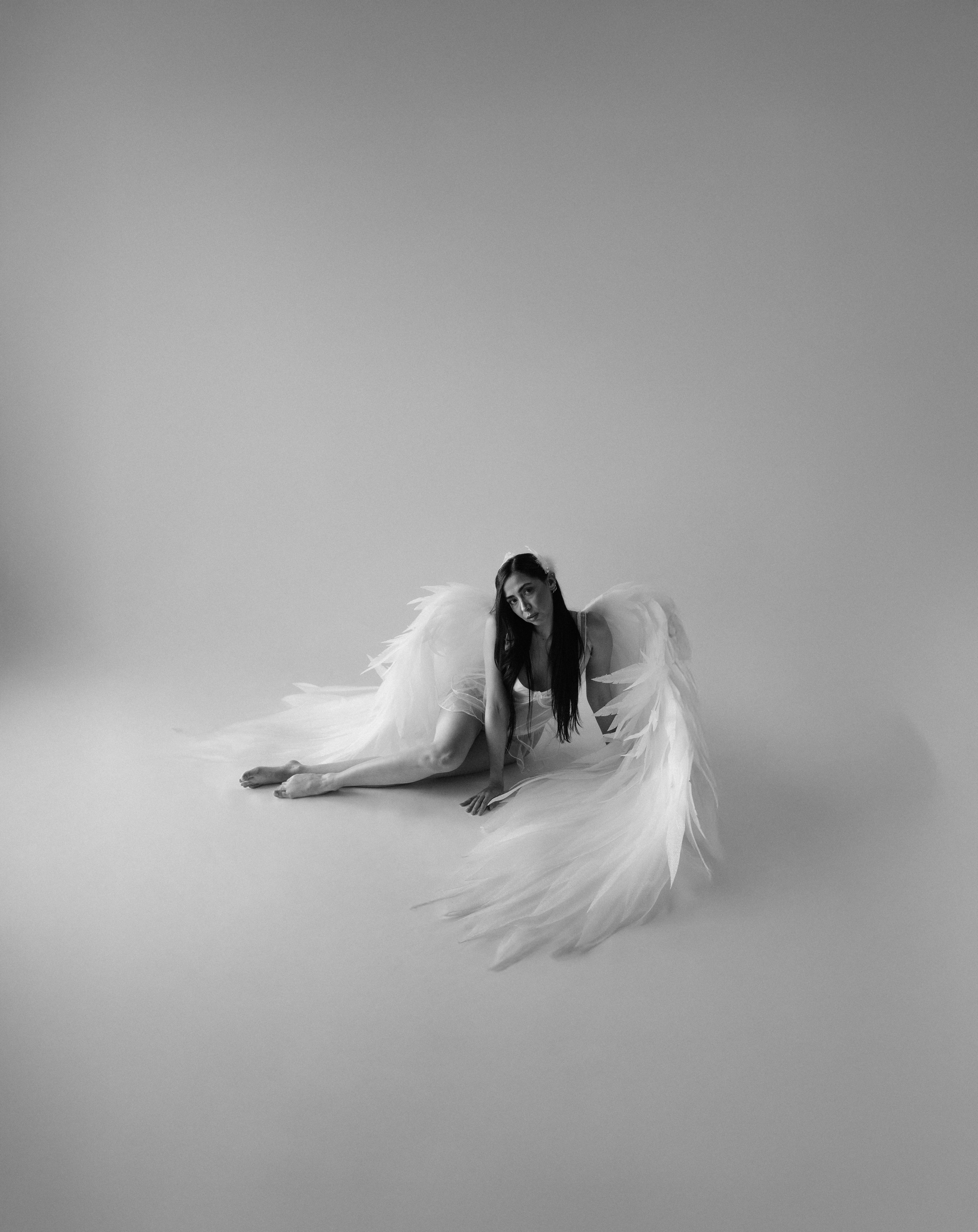 Elegant Angelic Figure in Serene Monochrome Setting · Free Stock Photo