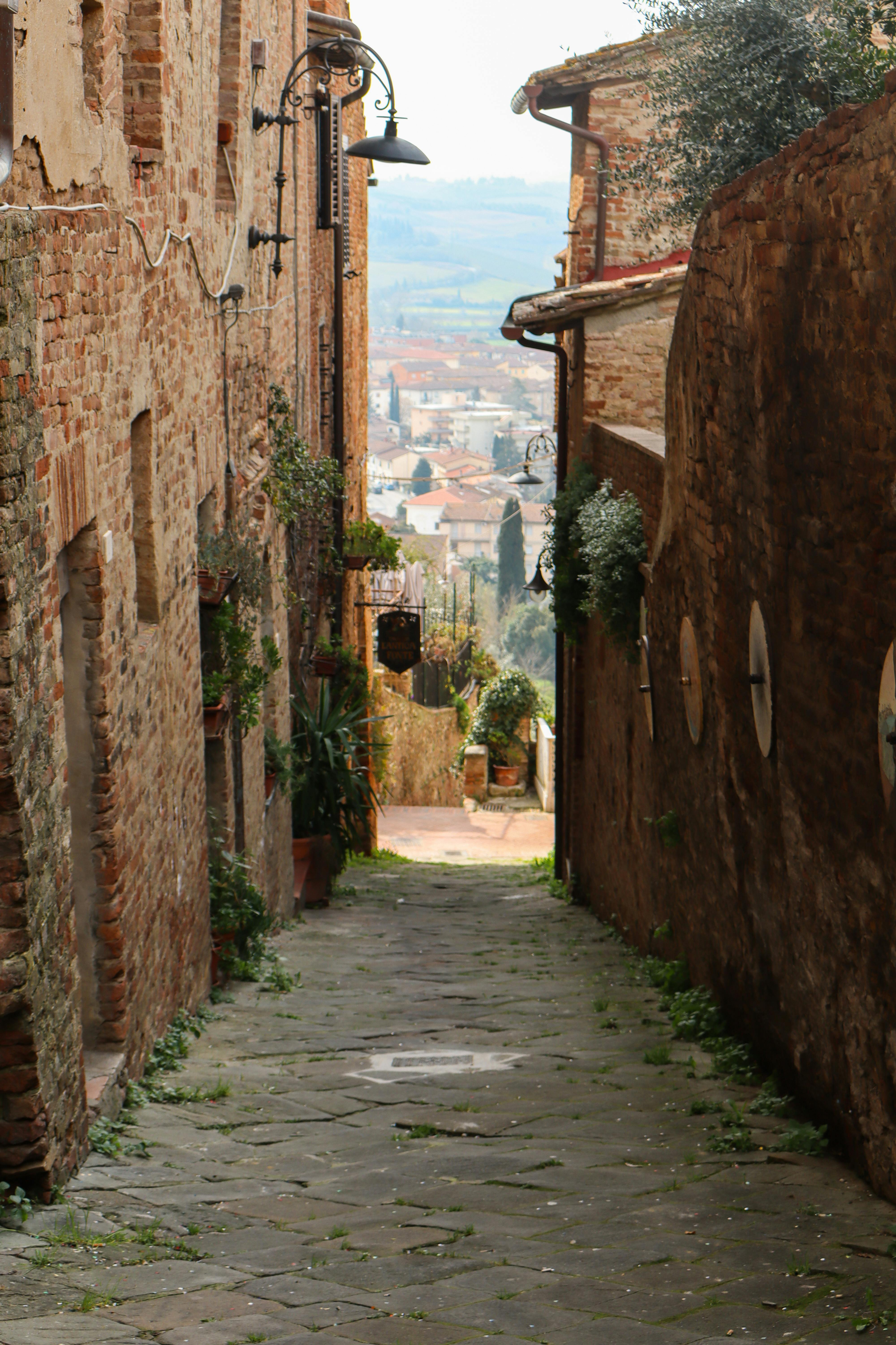 Picturesque Italian Alley with Rustic Appeal · Free Stock Photo