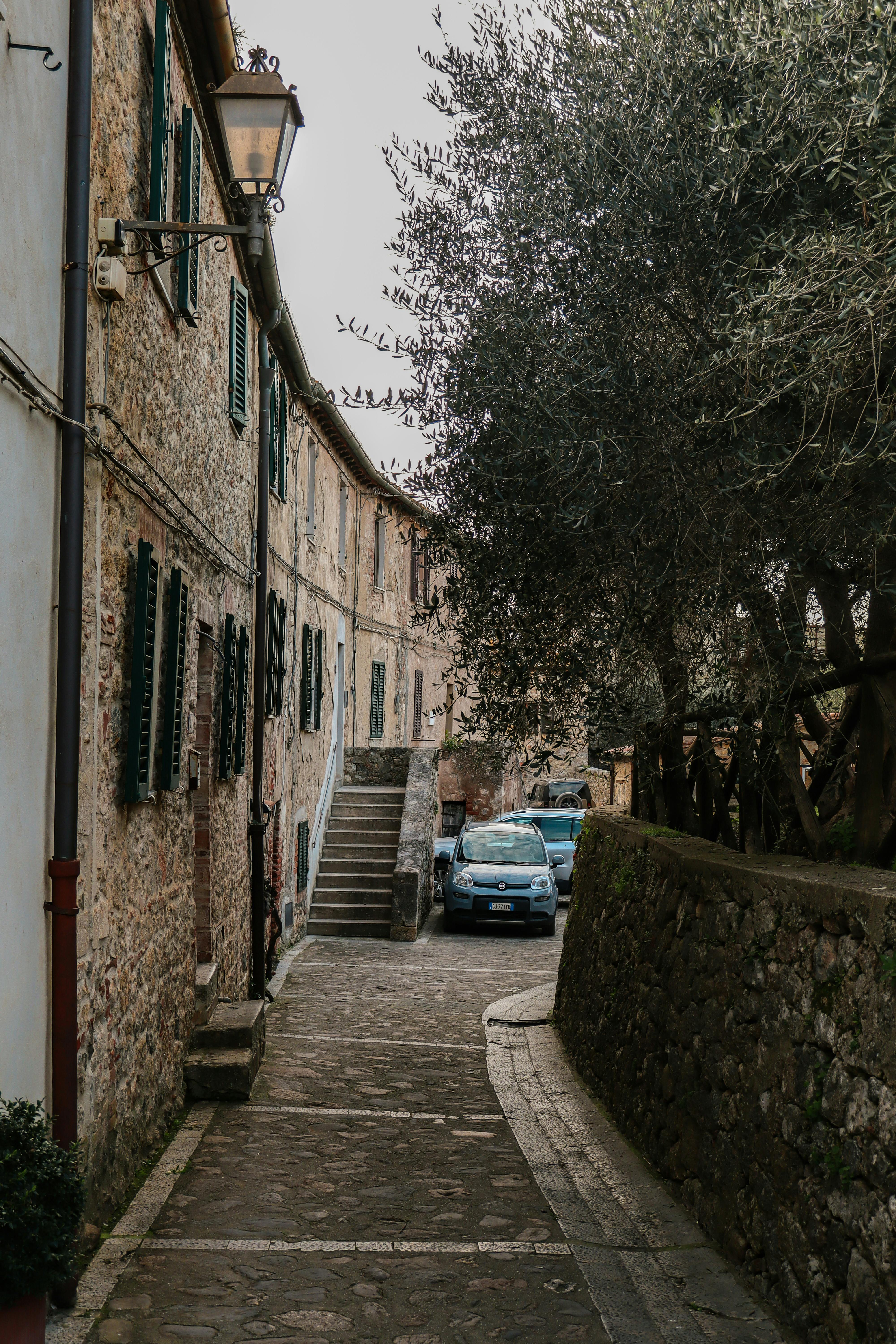 Charming Italian Alley with Rustic Architecture · Free Stock Photo