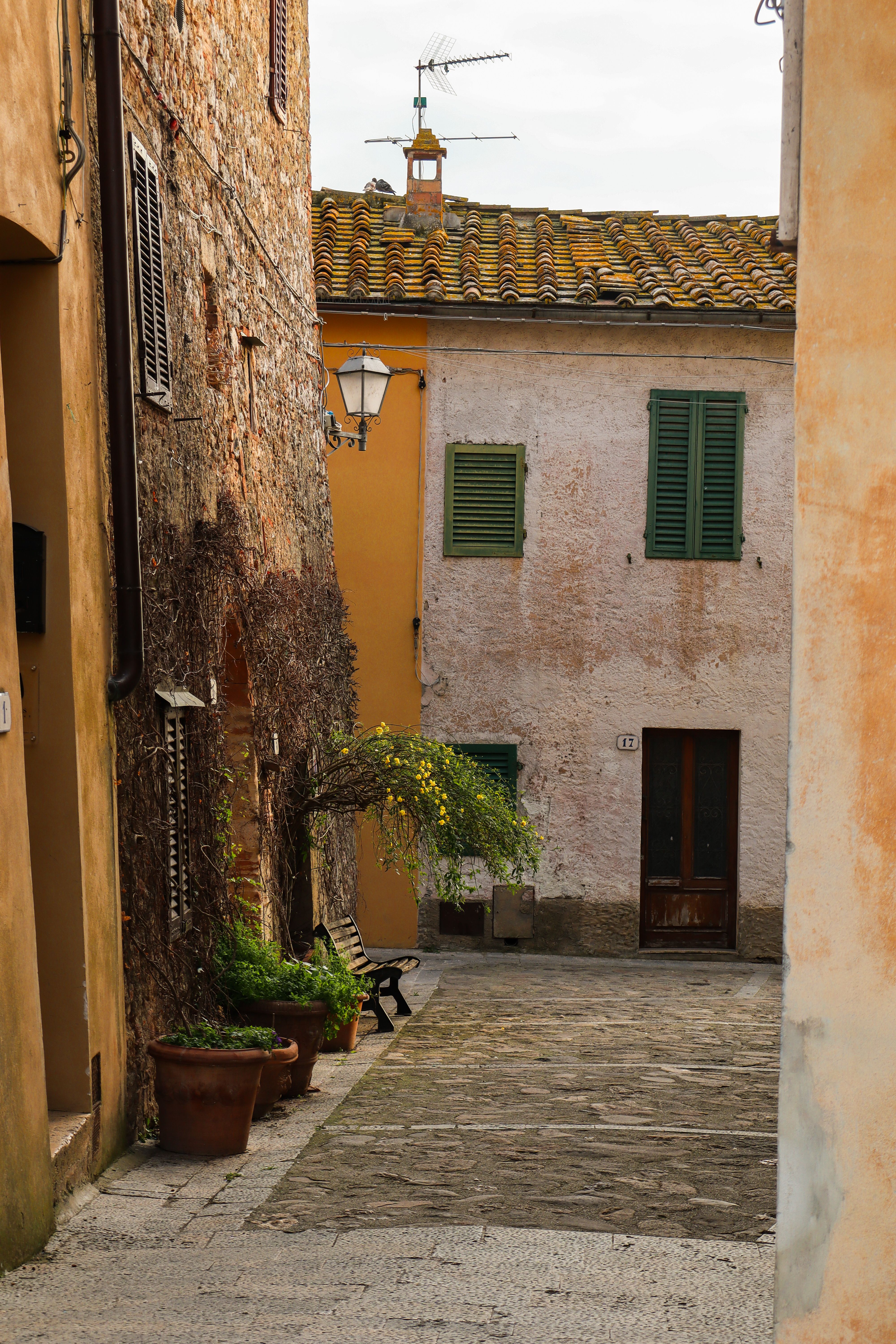 Charming Italian Alleyway with Rustic Architecture · Free Stock Photo