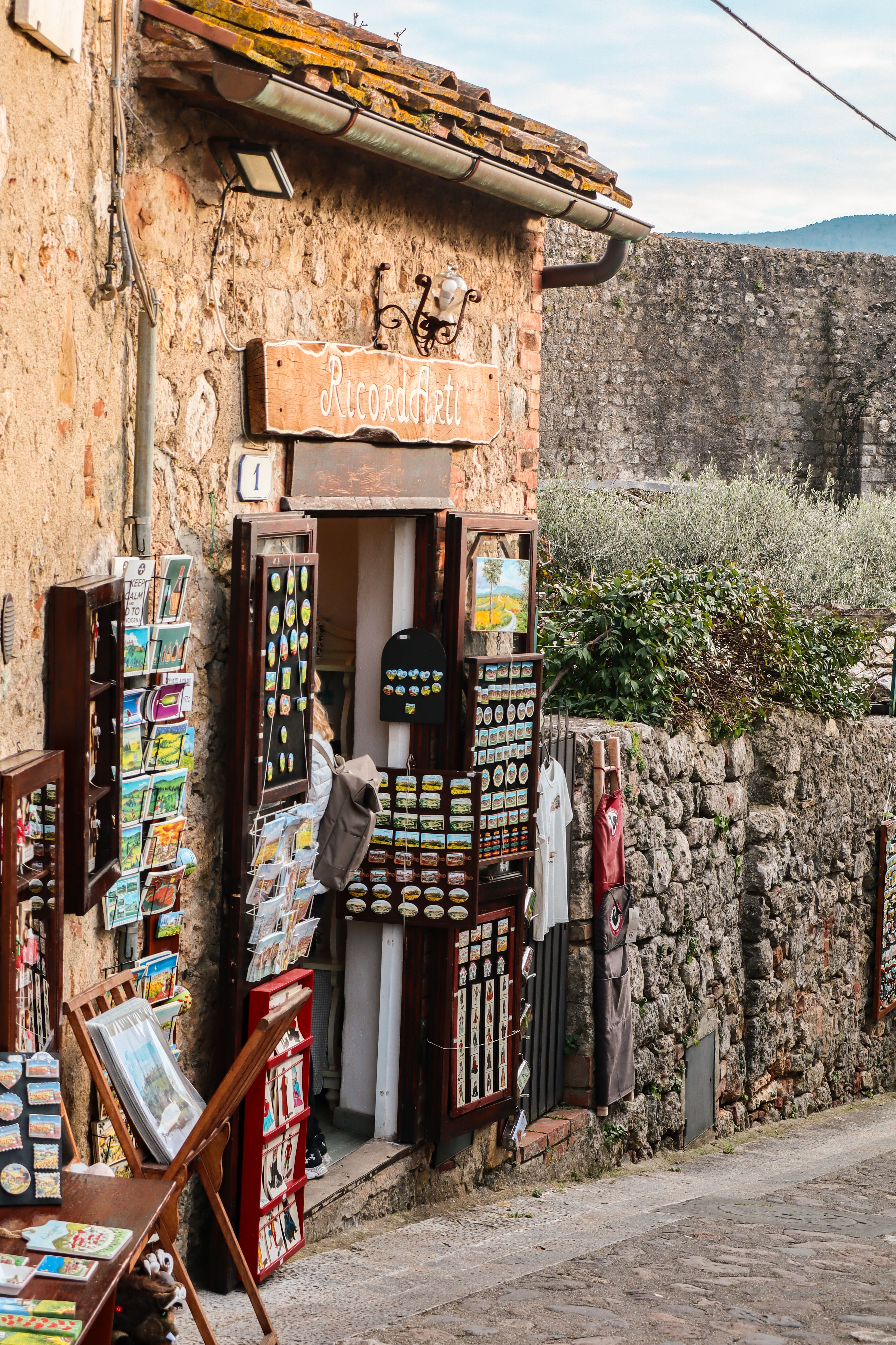 Charming Street Gift Shop in Historic Village · Free Stock Photo