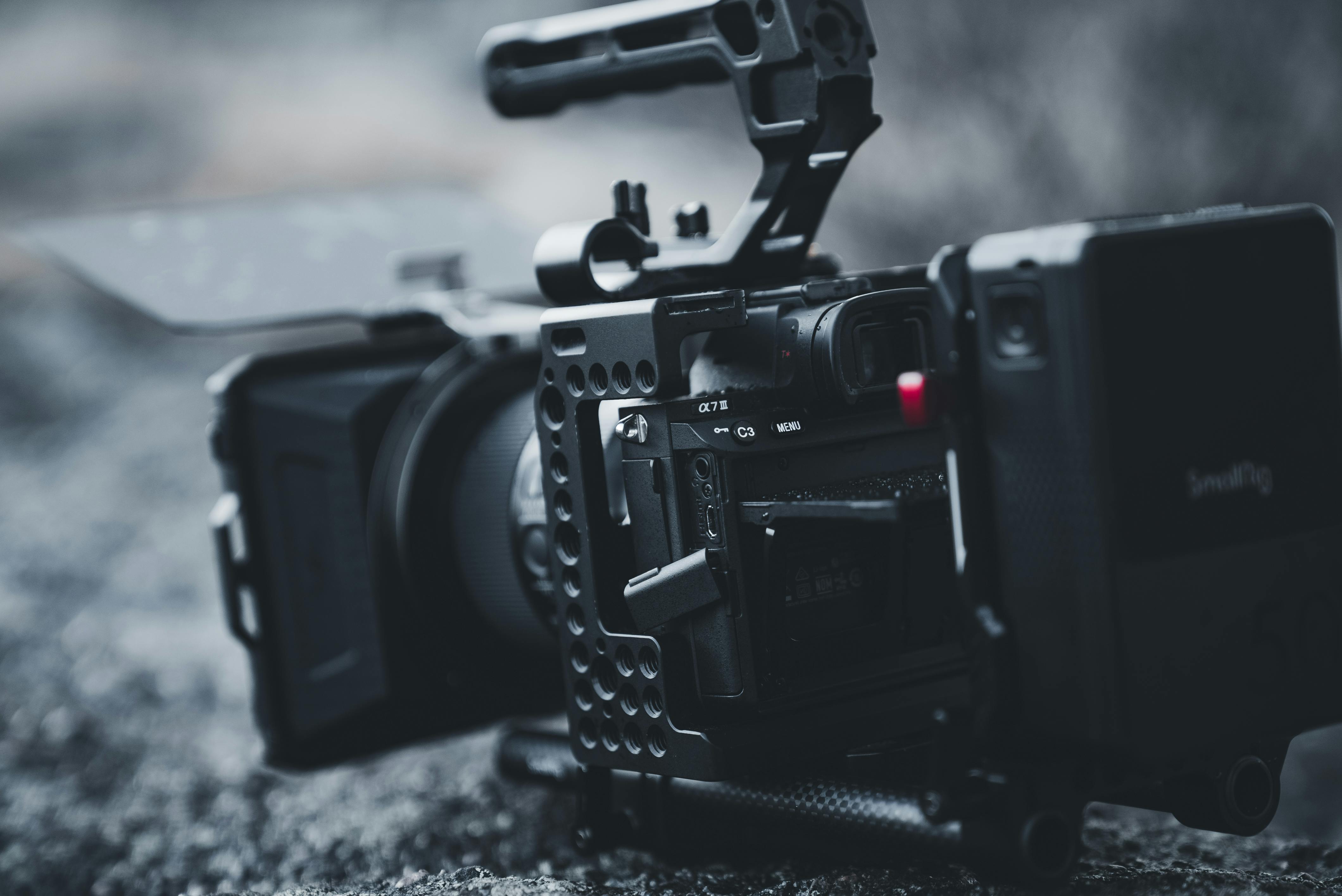 Close-up Mirrorless Camera Setup in Outdoor Setting · Free Stock Photo