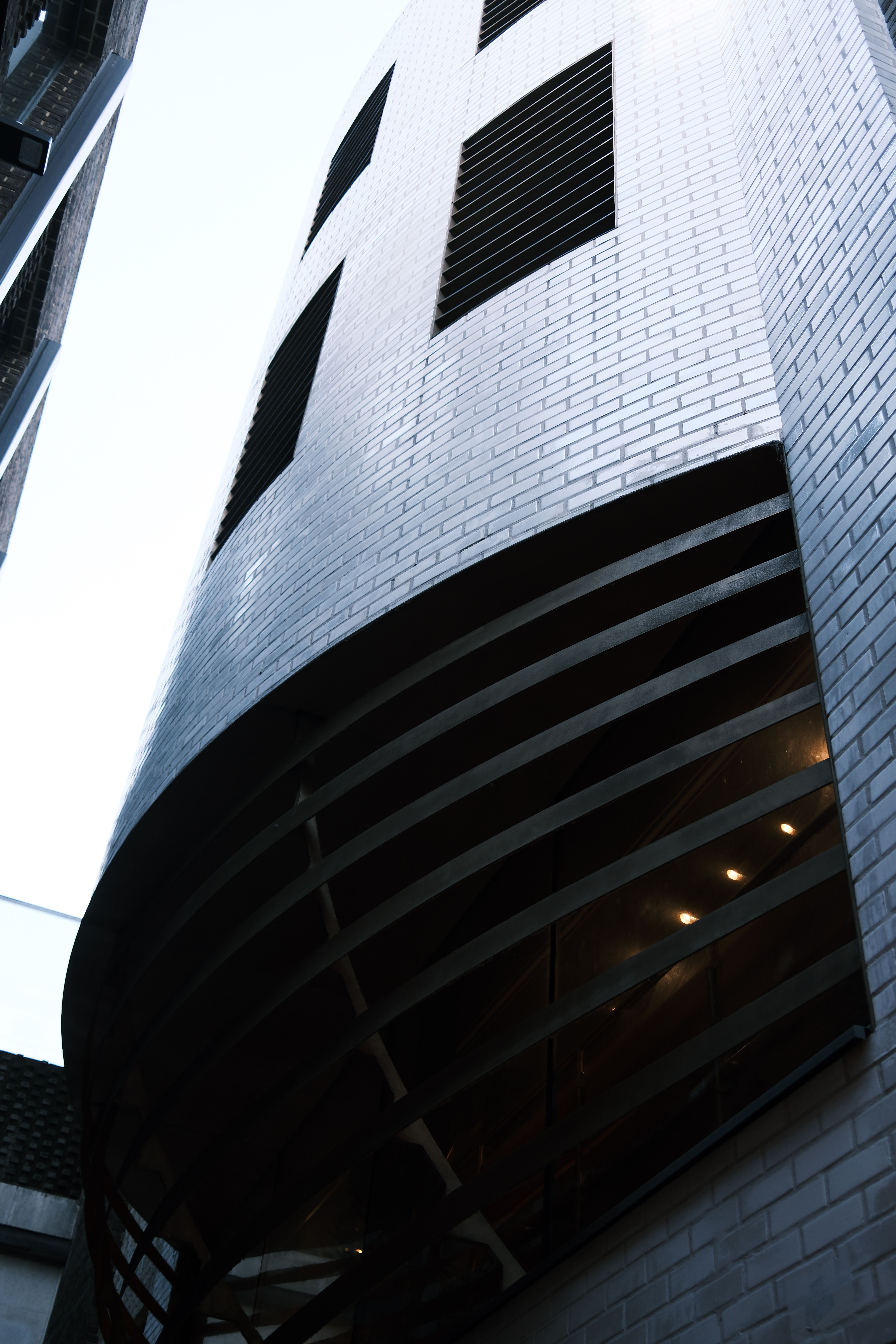 Modern Architecture with Curved Facade Design · Free Stock Photo