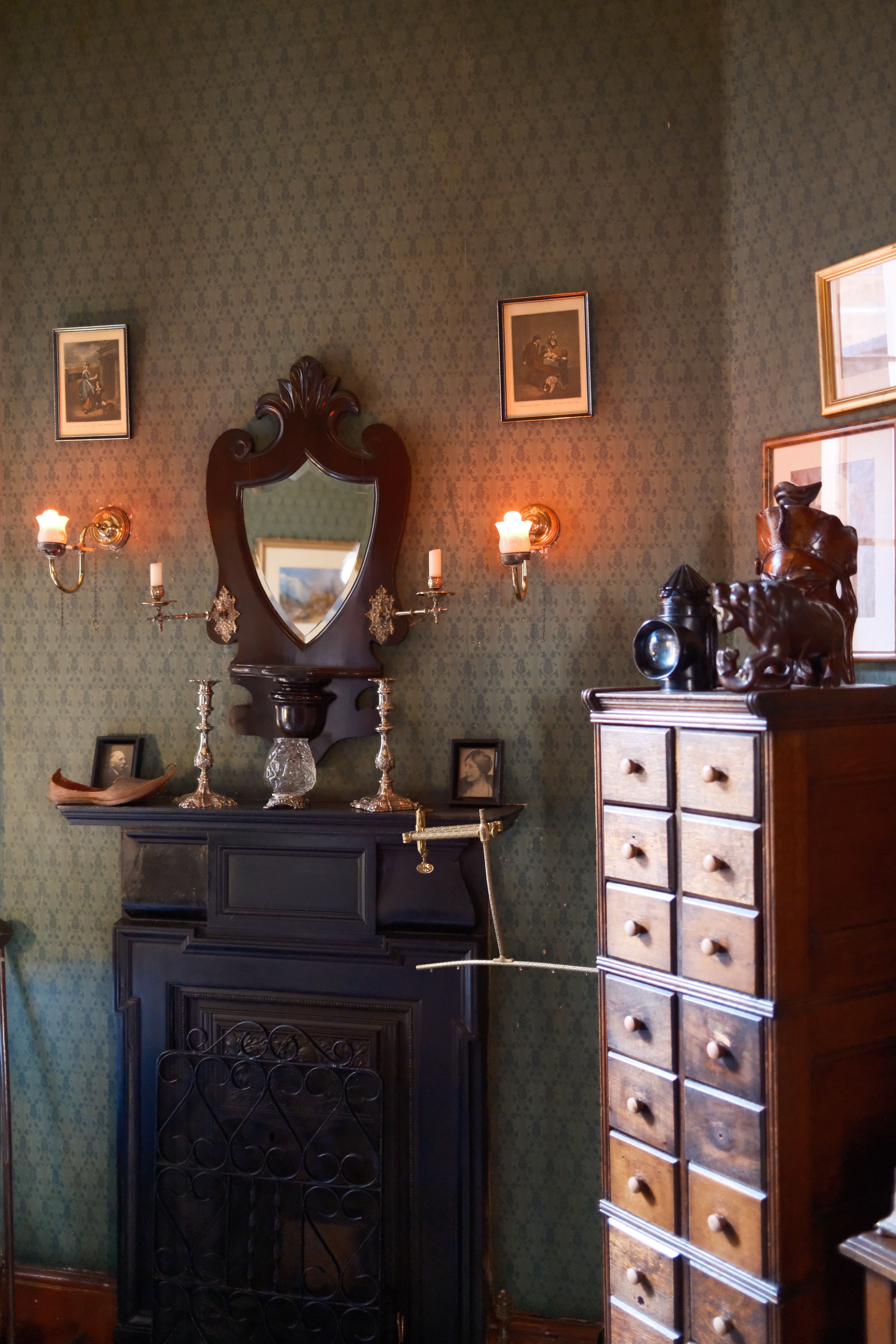 Vintage Victorian Living Room with Antique Decor · Free Stock Photo