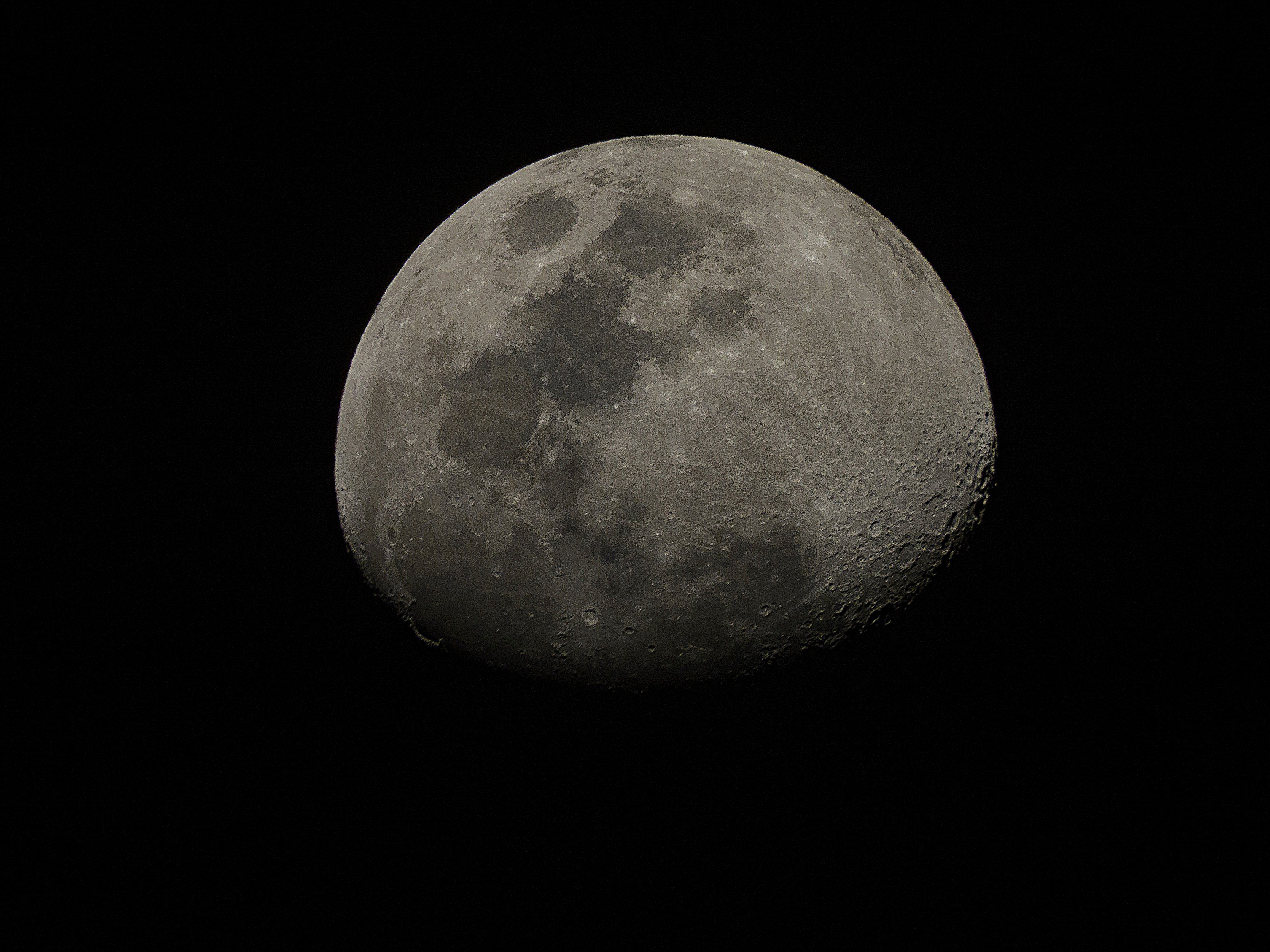 Detailed View of Earth's Moon from Pittsburgh · Free Stock Photo