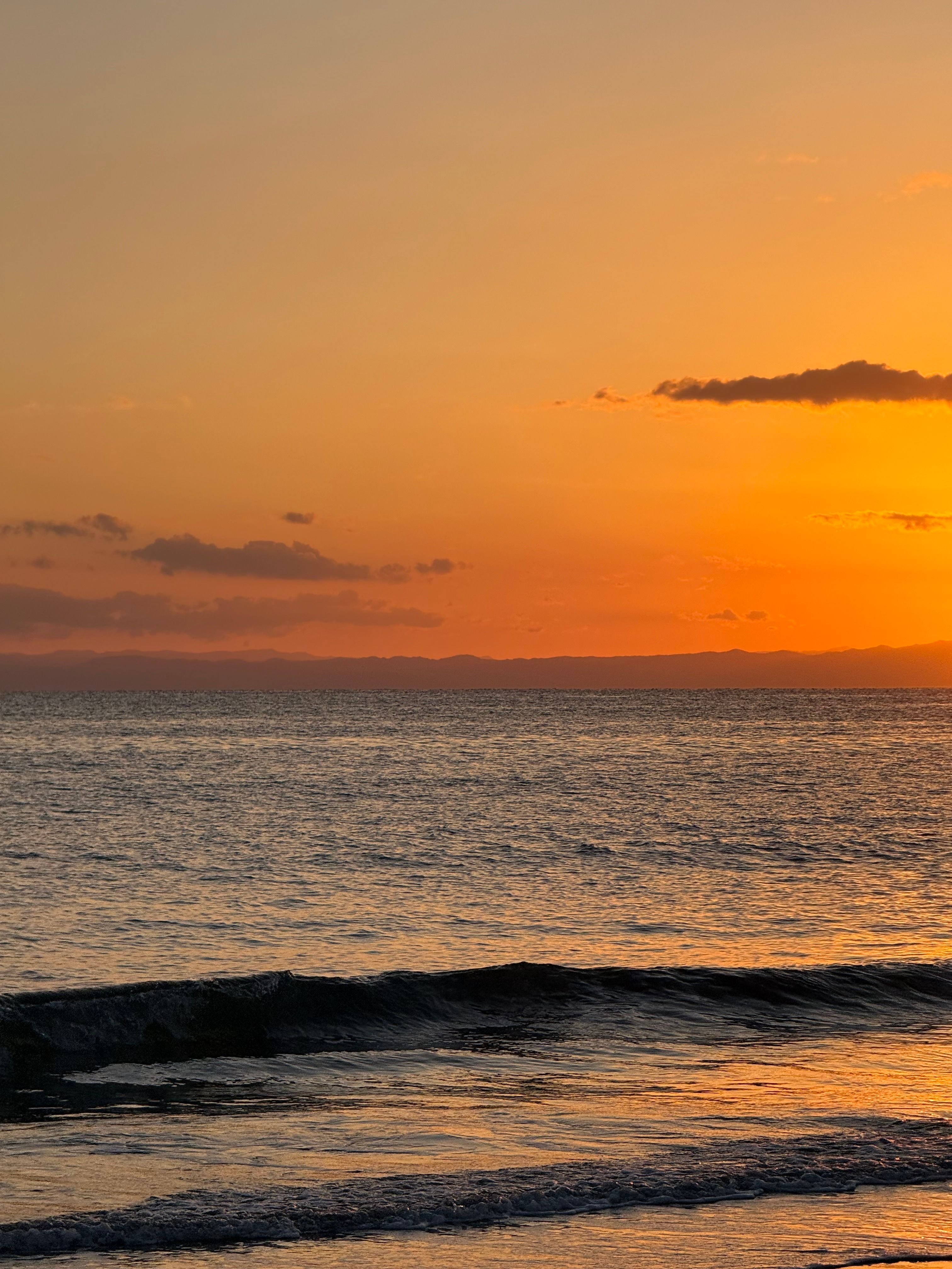 Stunning Kamakura Sunset Over Serene Ocean Waves · Free Stock Photo
