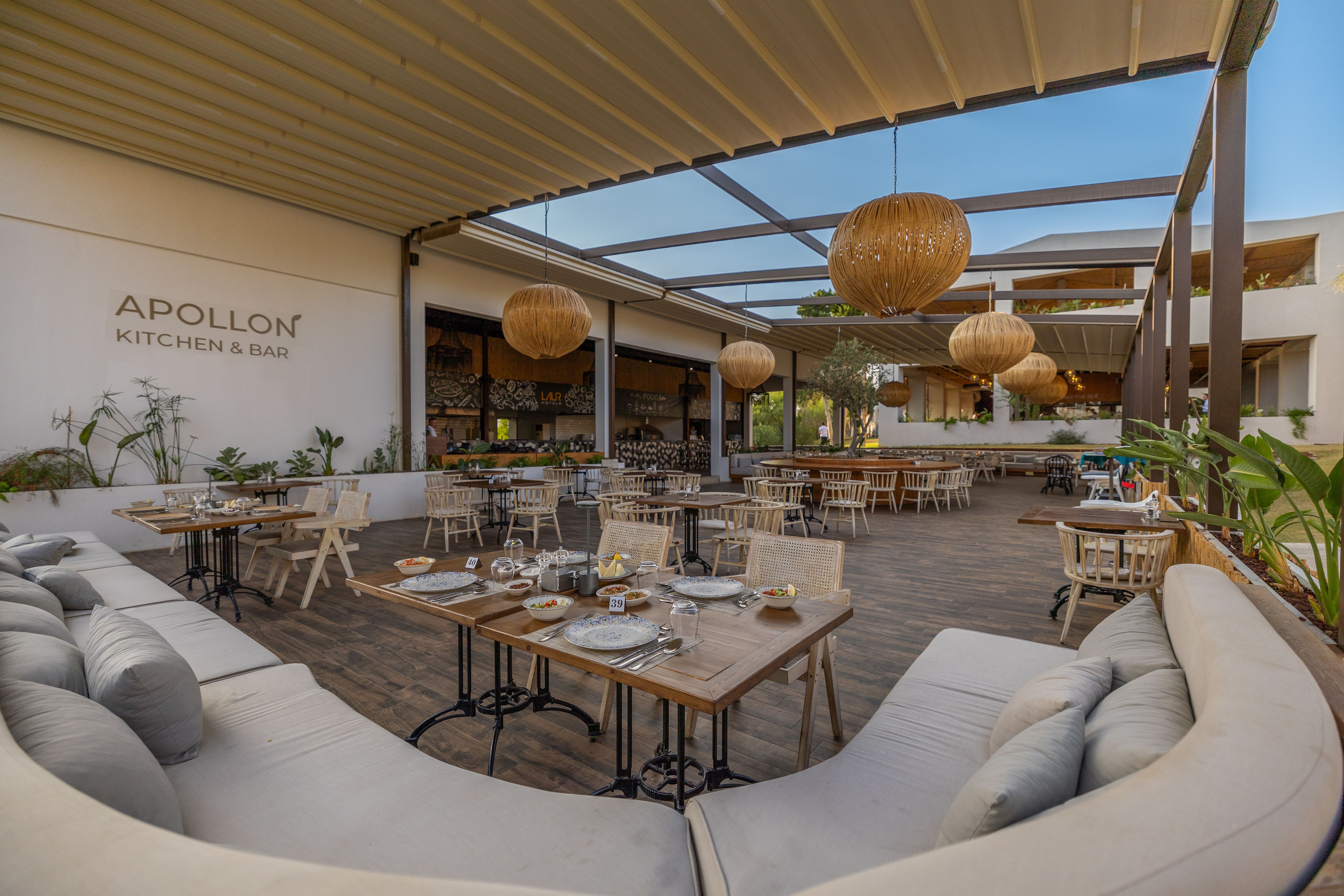 Dîner Chic En Plein Air Au Apollon Kitchen & Bar · Photo gratuite