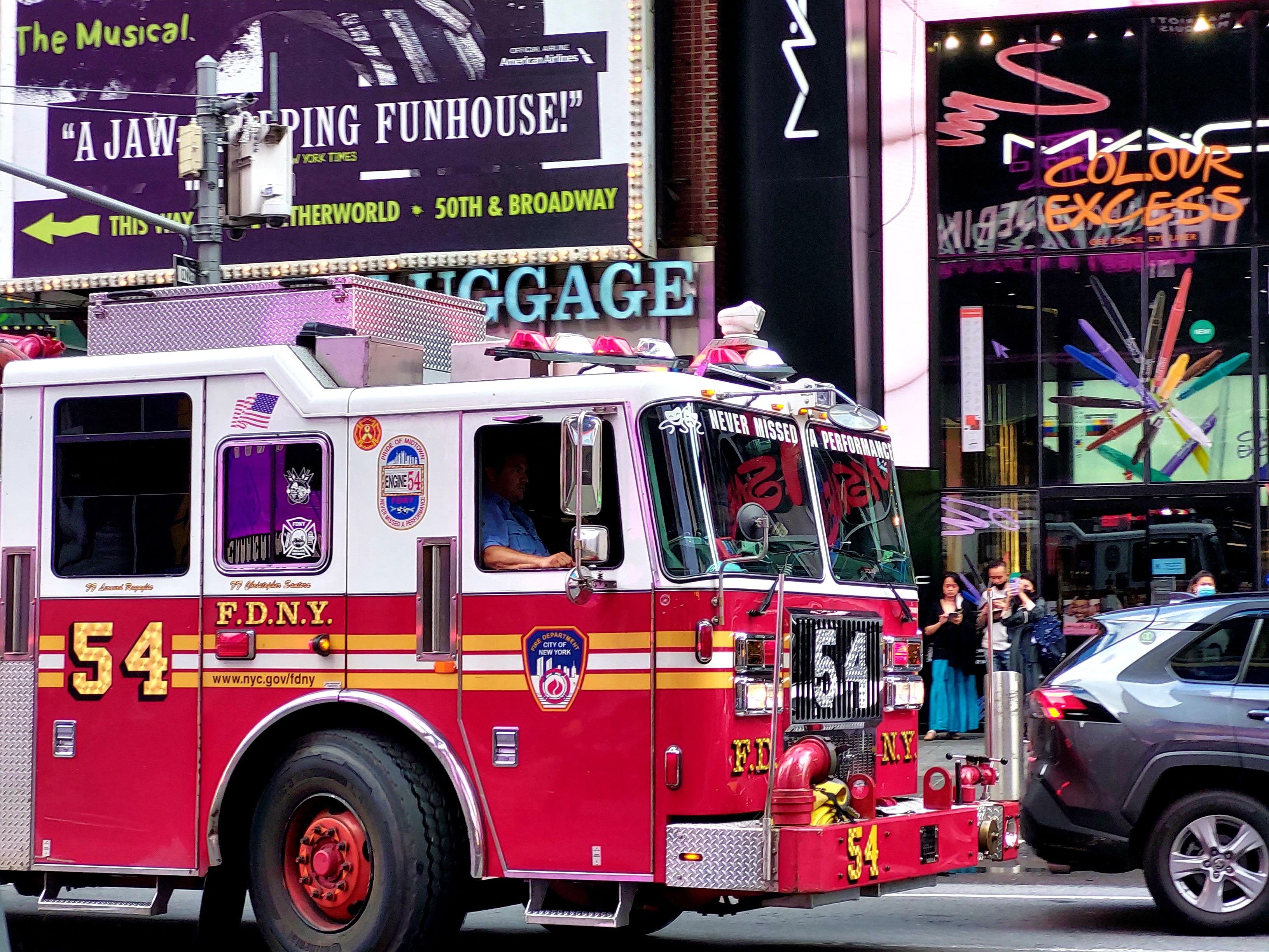 Camion De Pompiers Fdny à Times Square, New York · Photo gratuite
