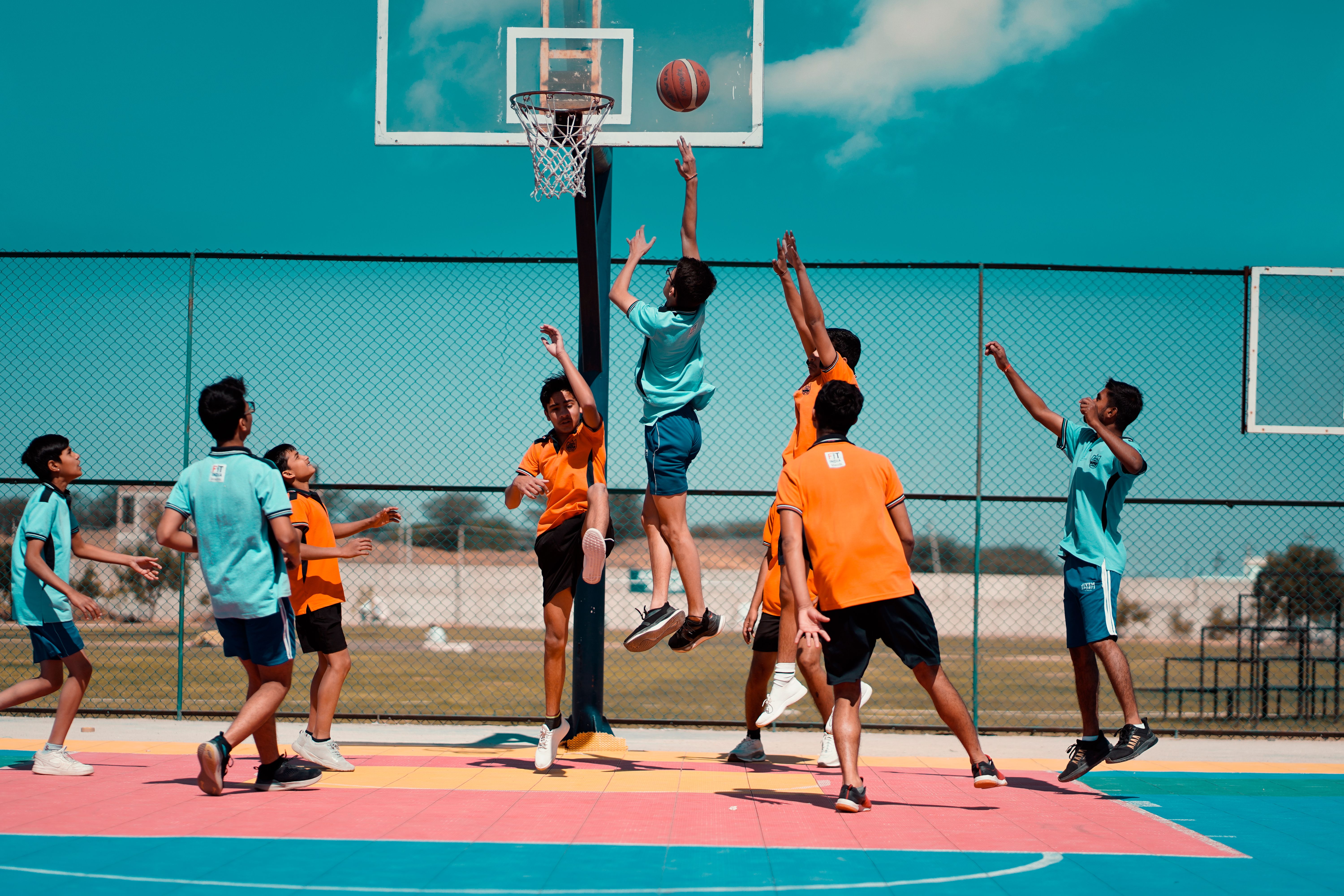 Energiegeladenes Jugendspiel Auf Dem Outdoor Basketballplatz ...
