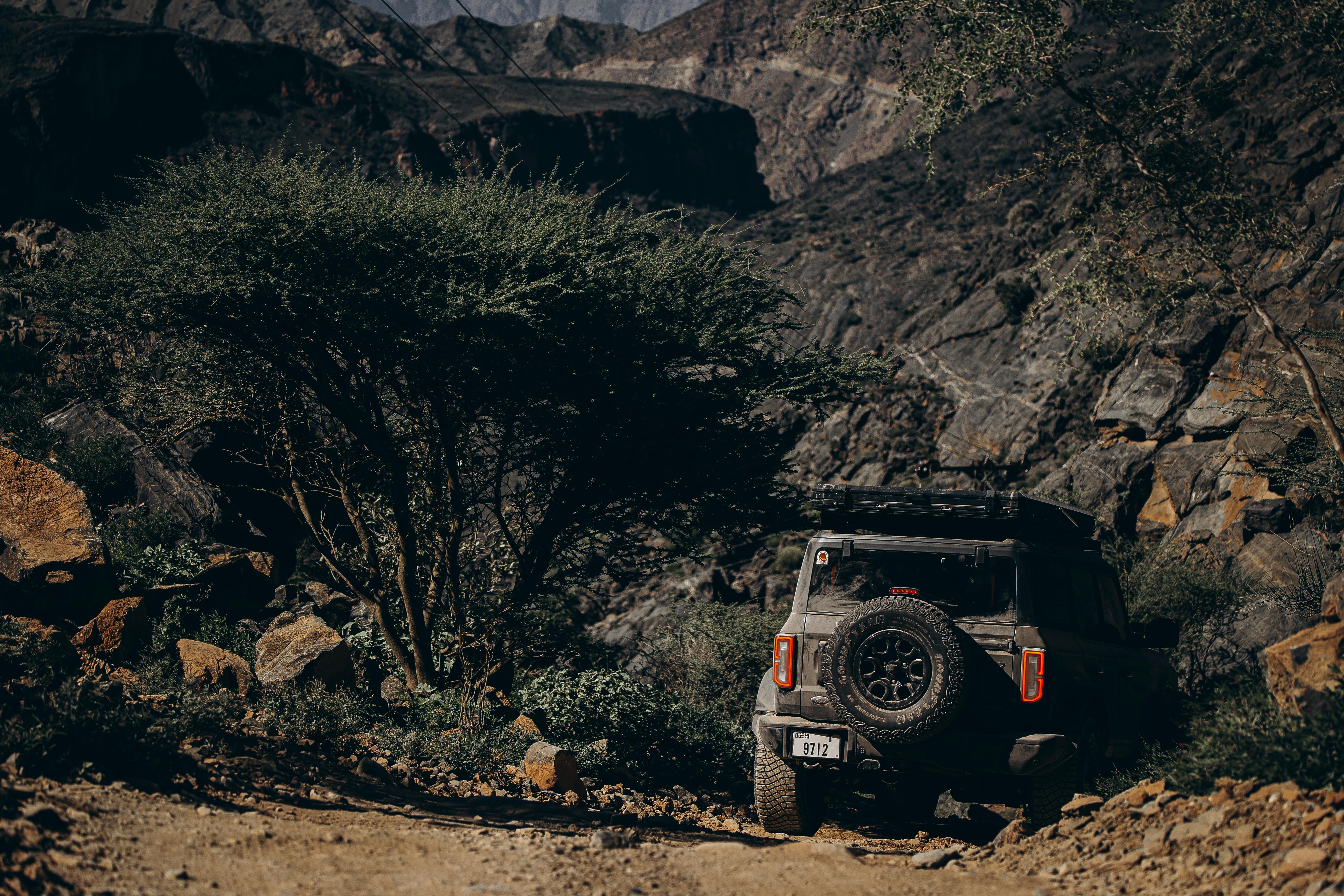 Off-road Adventure in Oman's Rugged Terrain · Free Stock Photo