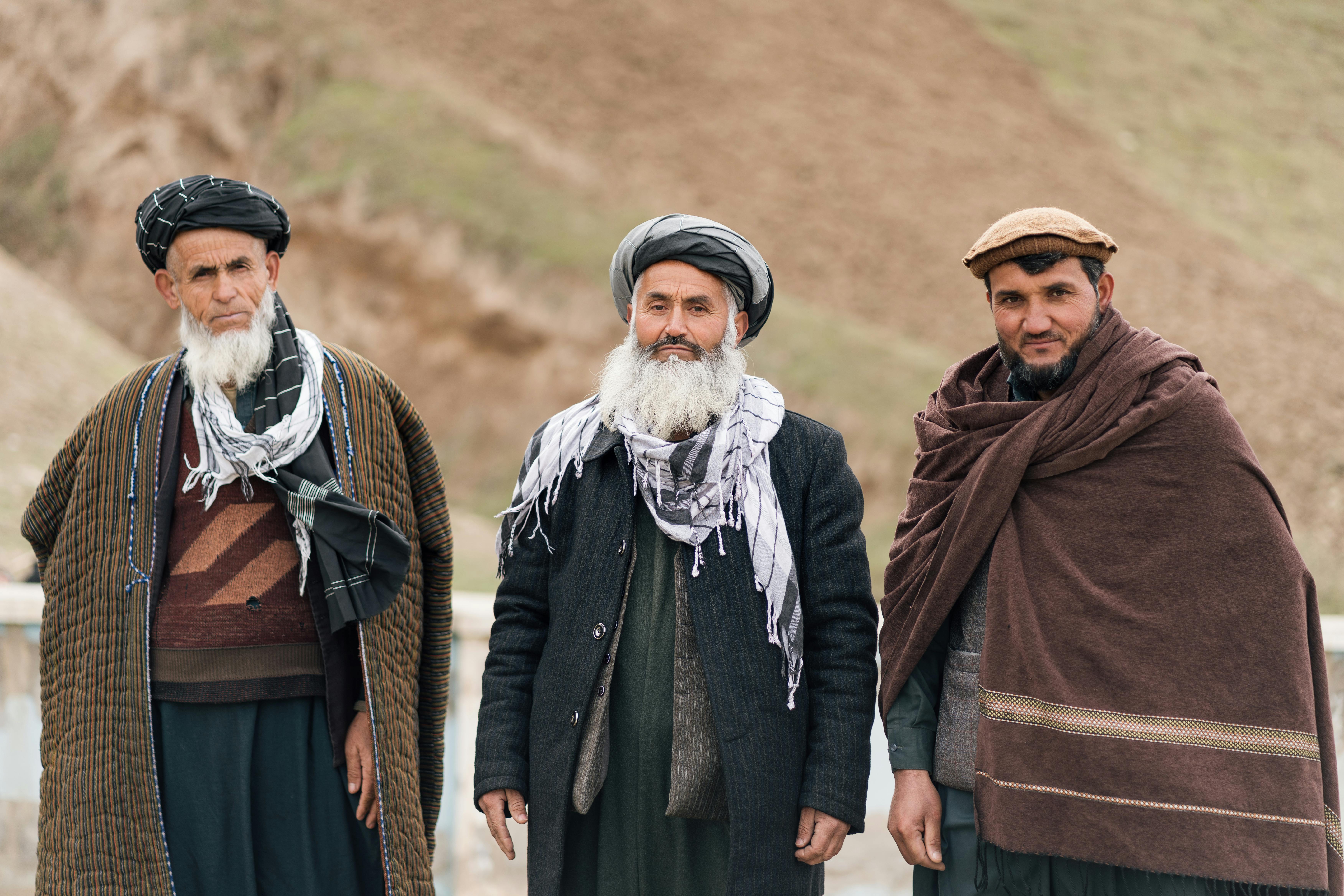 Traje Tradicional Afegão Em Ambiente Rural · Foto profissional gratuita