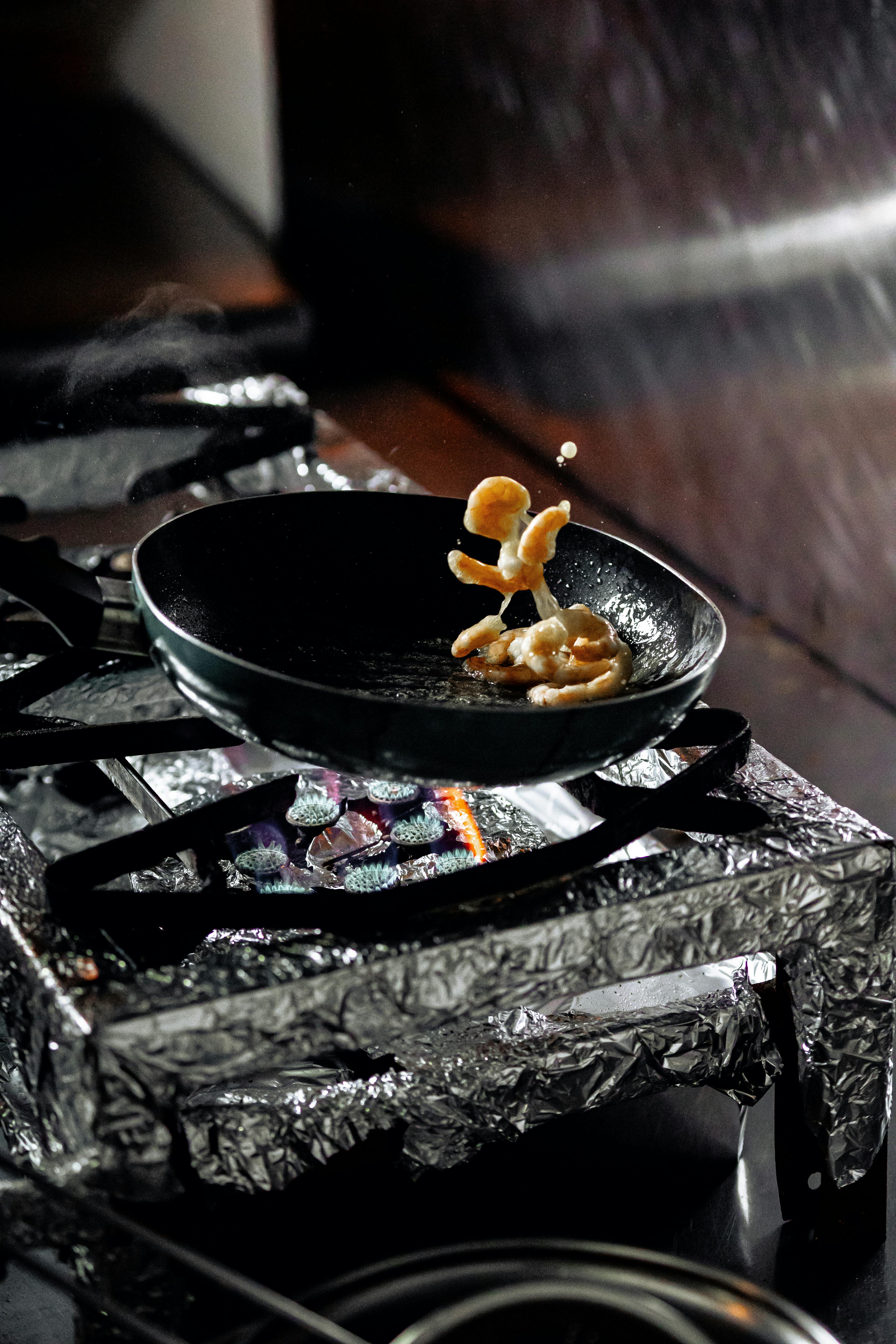 Frying Pan Flip Photos, Download The BEST Free Frying Pan Flip Stock ...