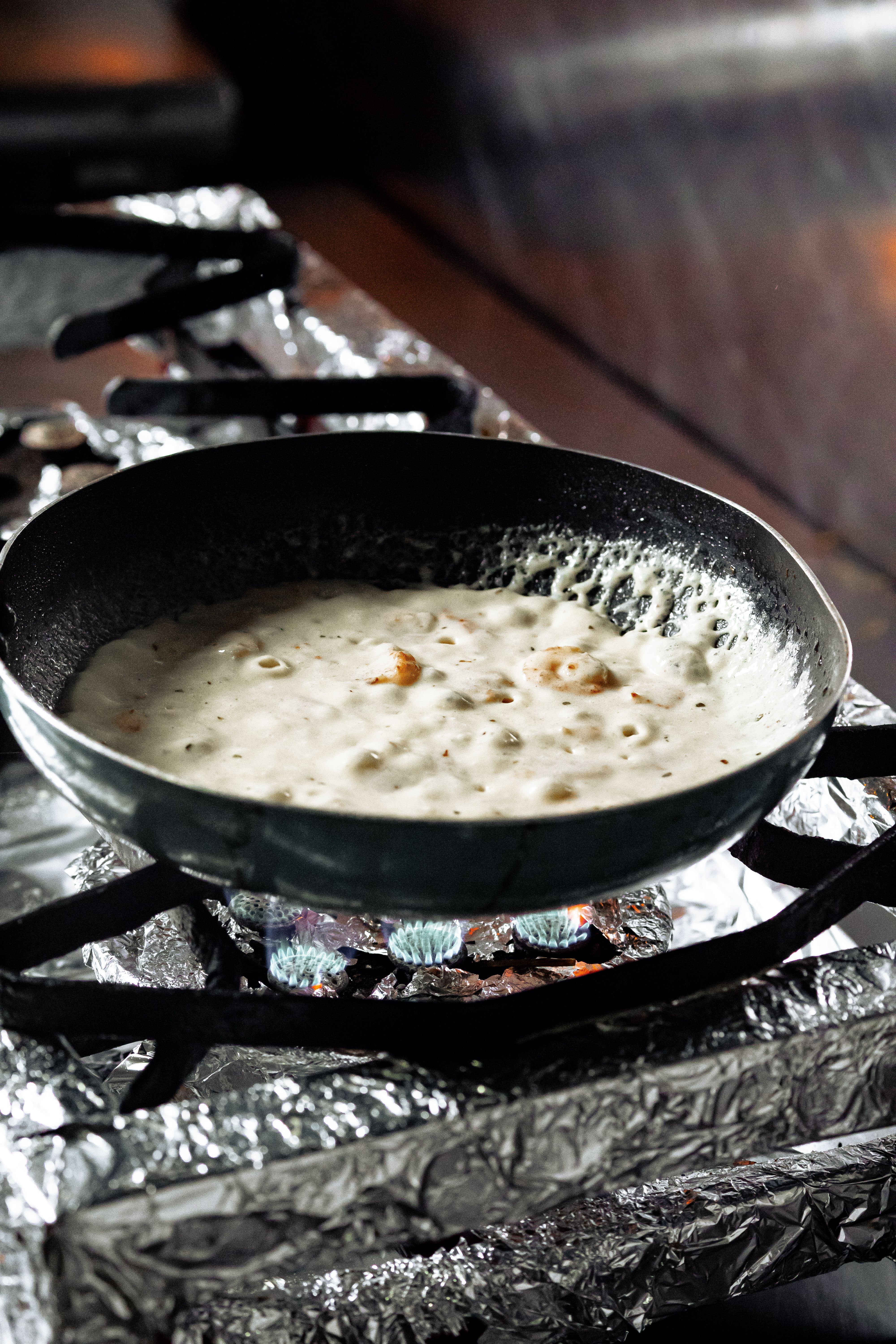 Sauce Crémeuse En Cuisson Dans Une Poêle Sur Une Cuisinière à Gaz ...