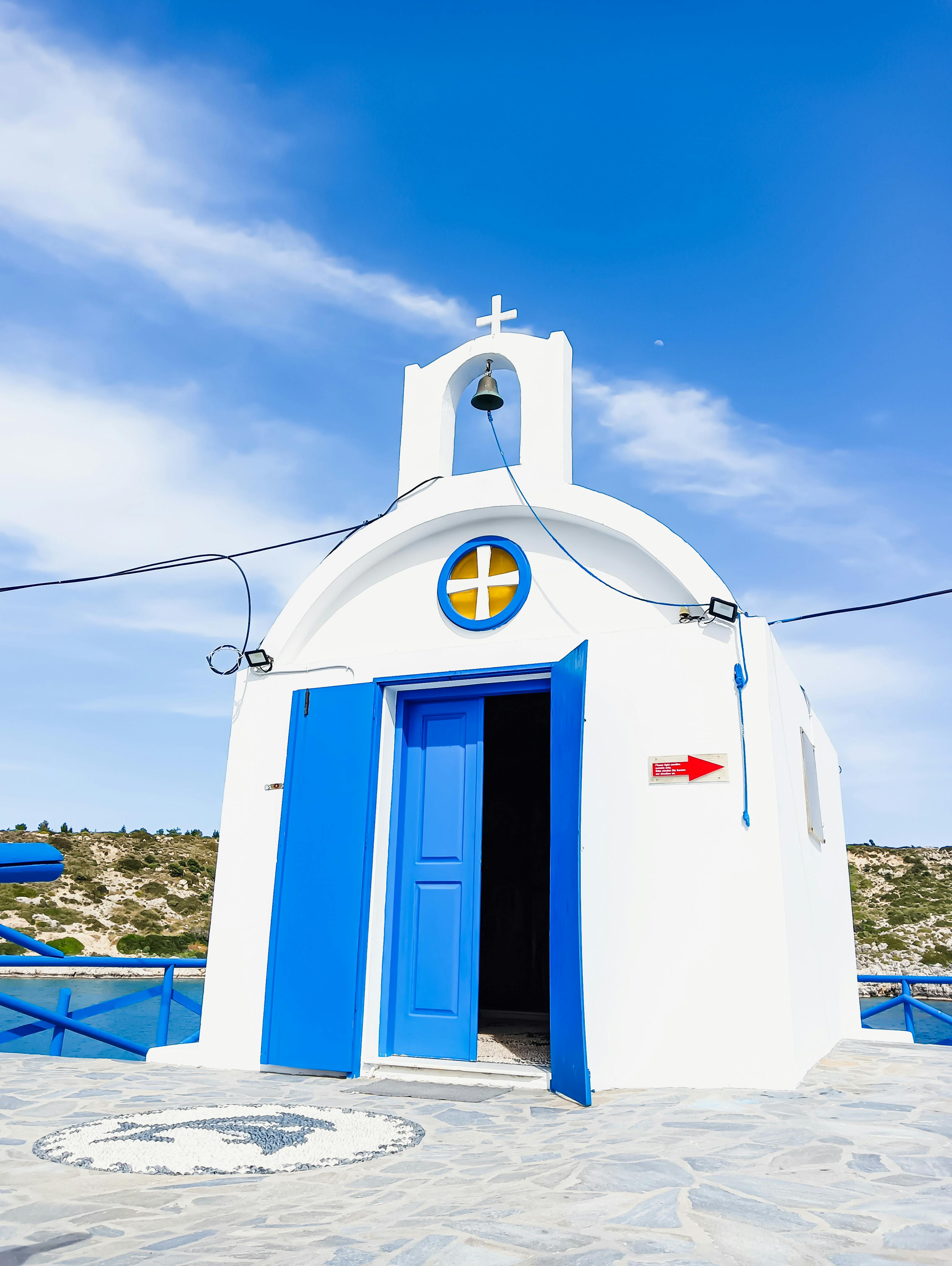 Capilla Blanca Con Puertas Azules En Un Paisaje Griego · Foto de stock ...