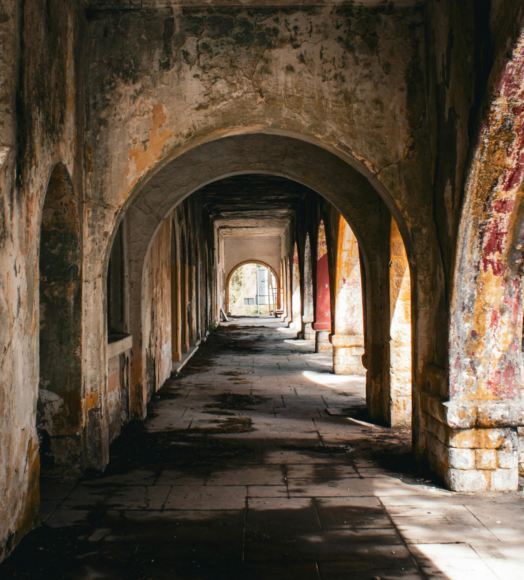 Rustic Architectural Corridor with Arches · Free Stock Photo