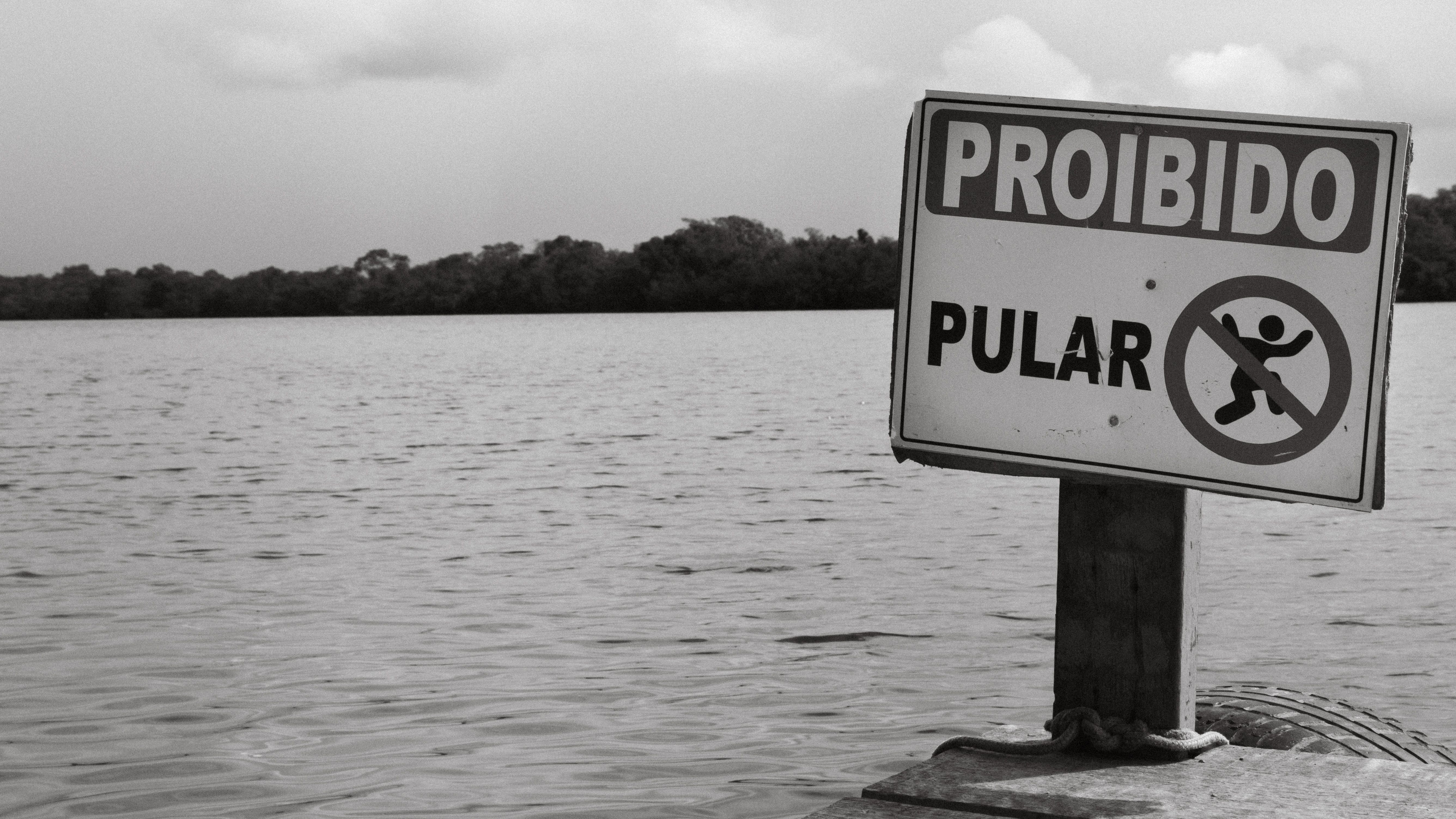 Señal En Blanco Y Negro De Prohibido Saltar En Brasil · Foto de stock ...