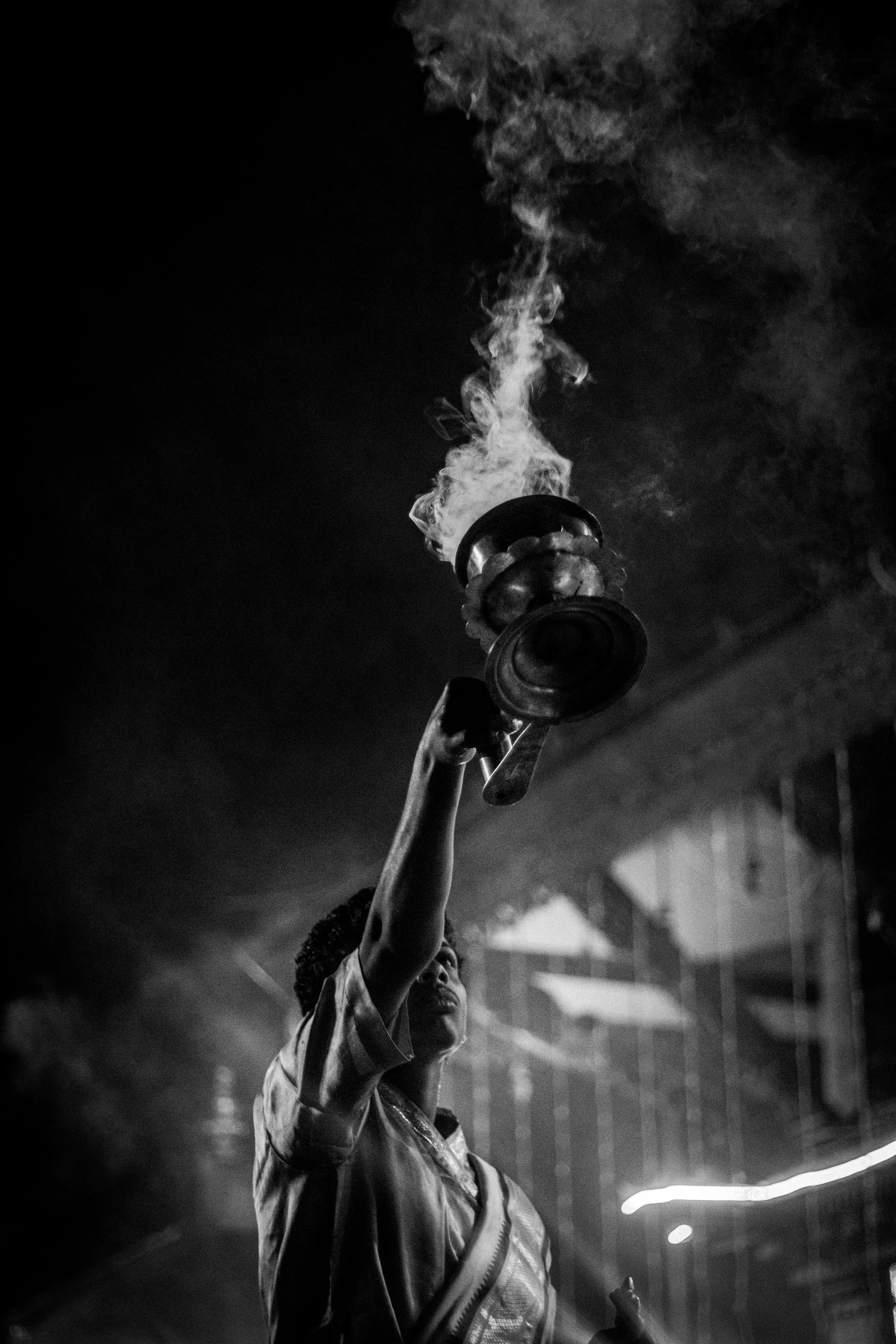 Sacerdote Realizando Un Ritual Con Humo Por La Noche · Foto de stock ...