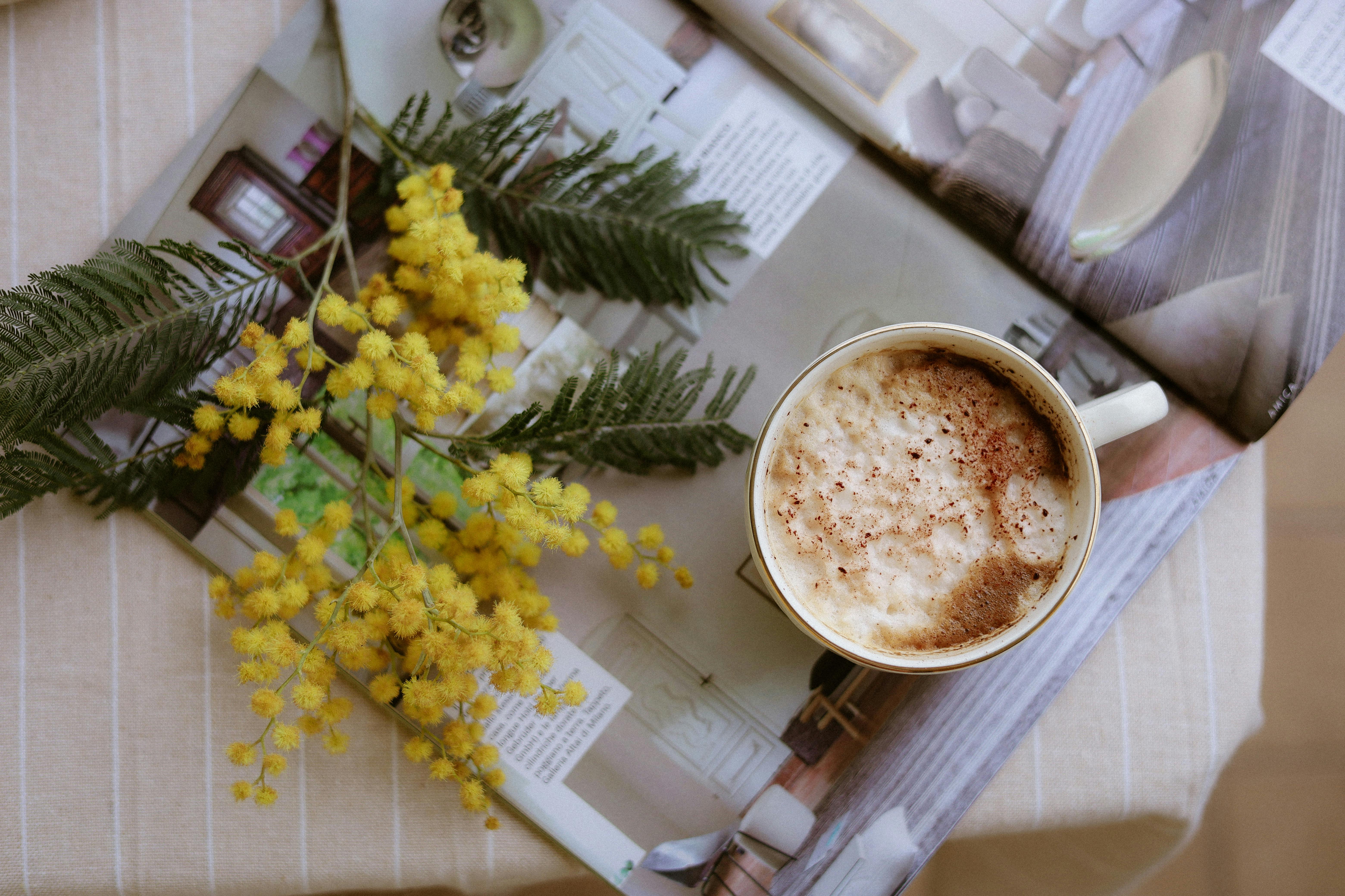 Acogedor Café Con Flores Y Revista En Plano Plano · Foto de stock gratuita