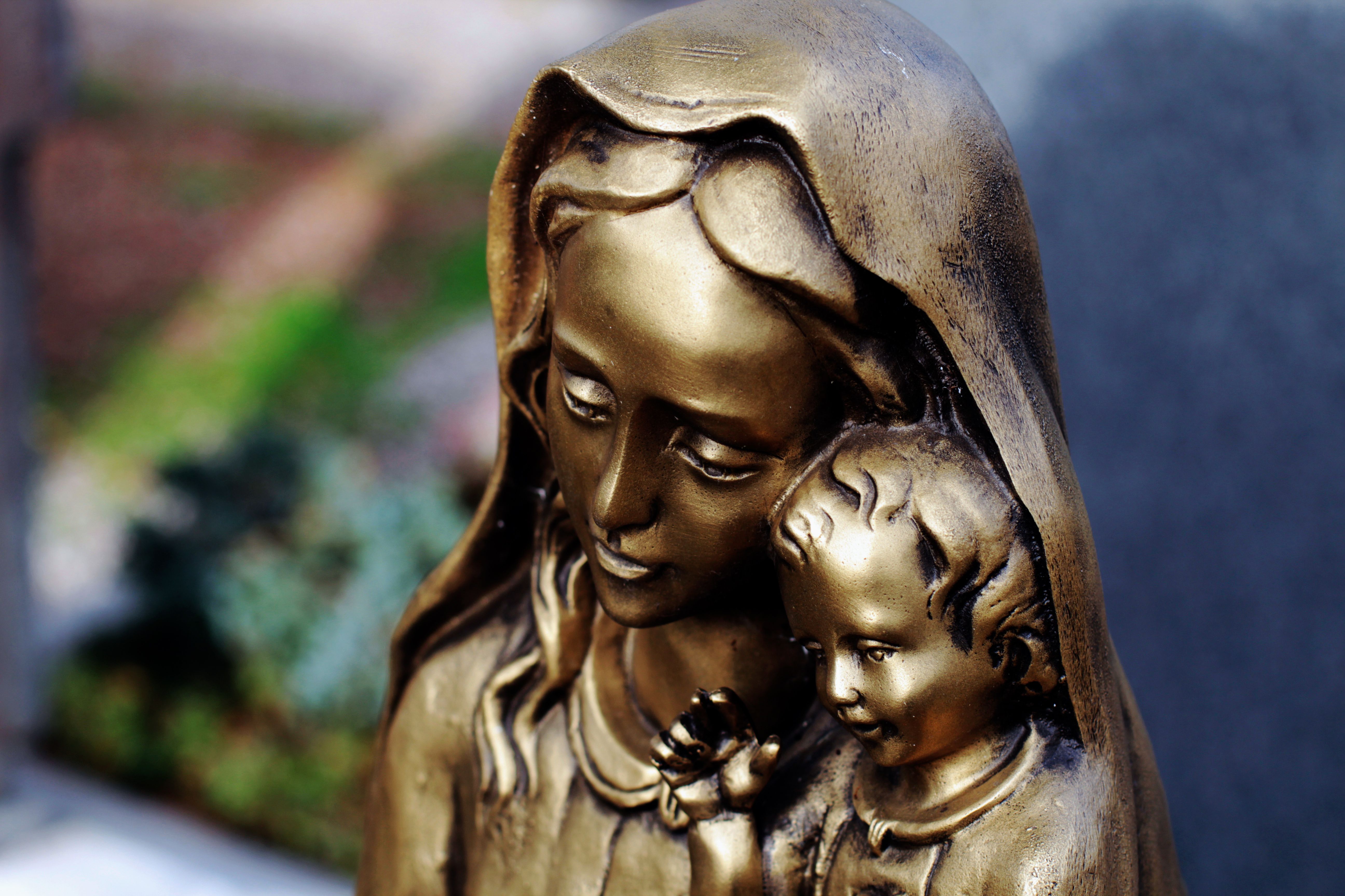 Bronze Statue of Mother and Child in Augsburg Cemetery · Free Stock Photo