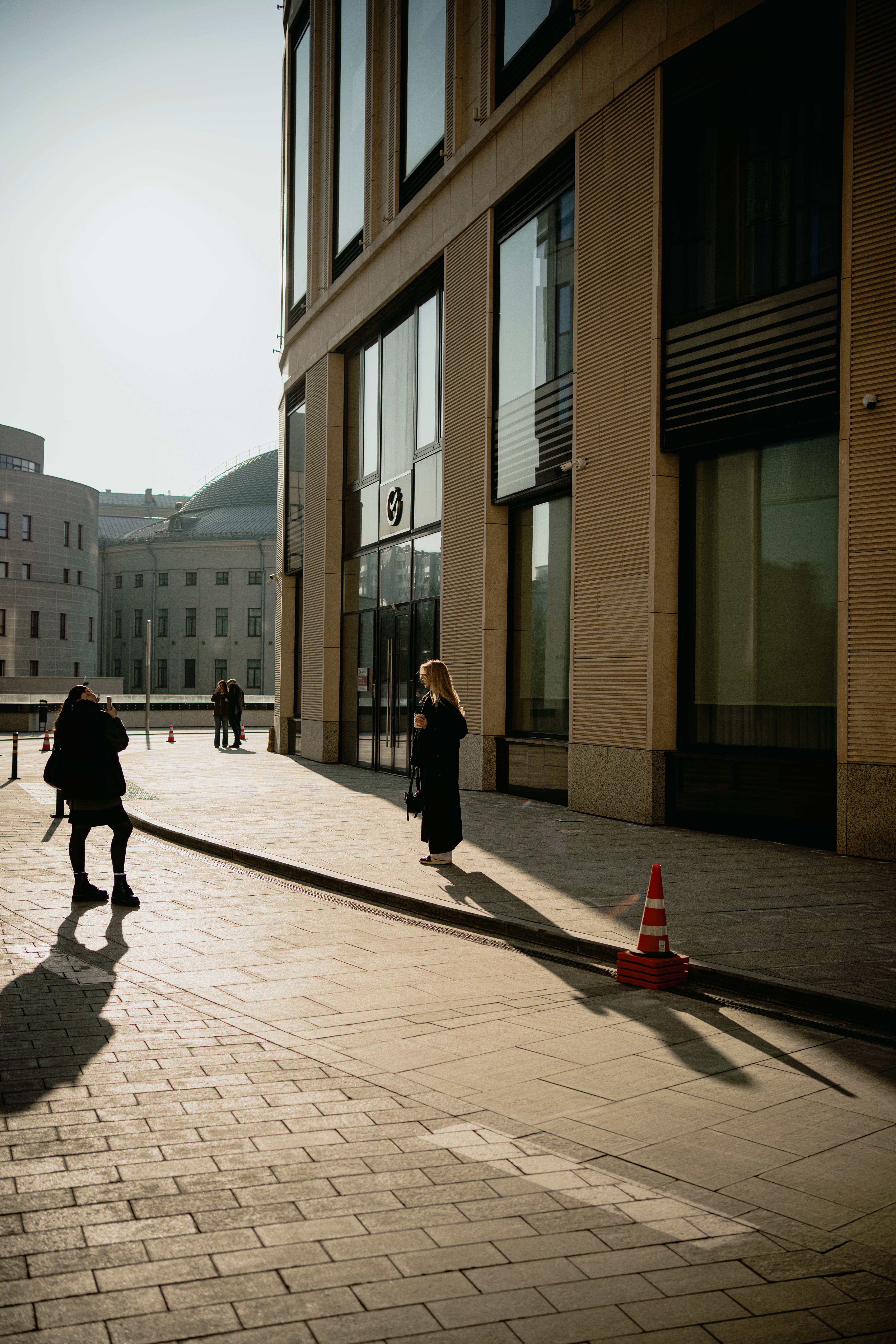 Urban Street Scene with Modern Architecture · Free Stock Photo