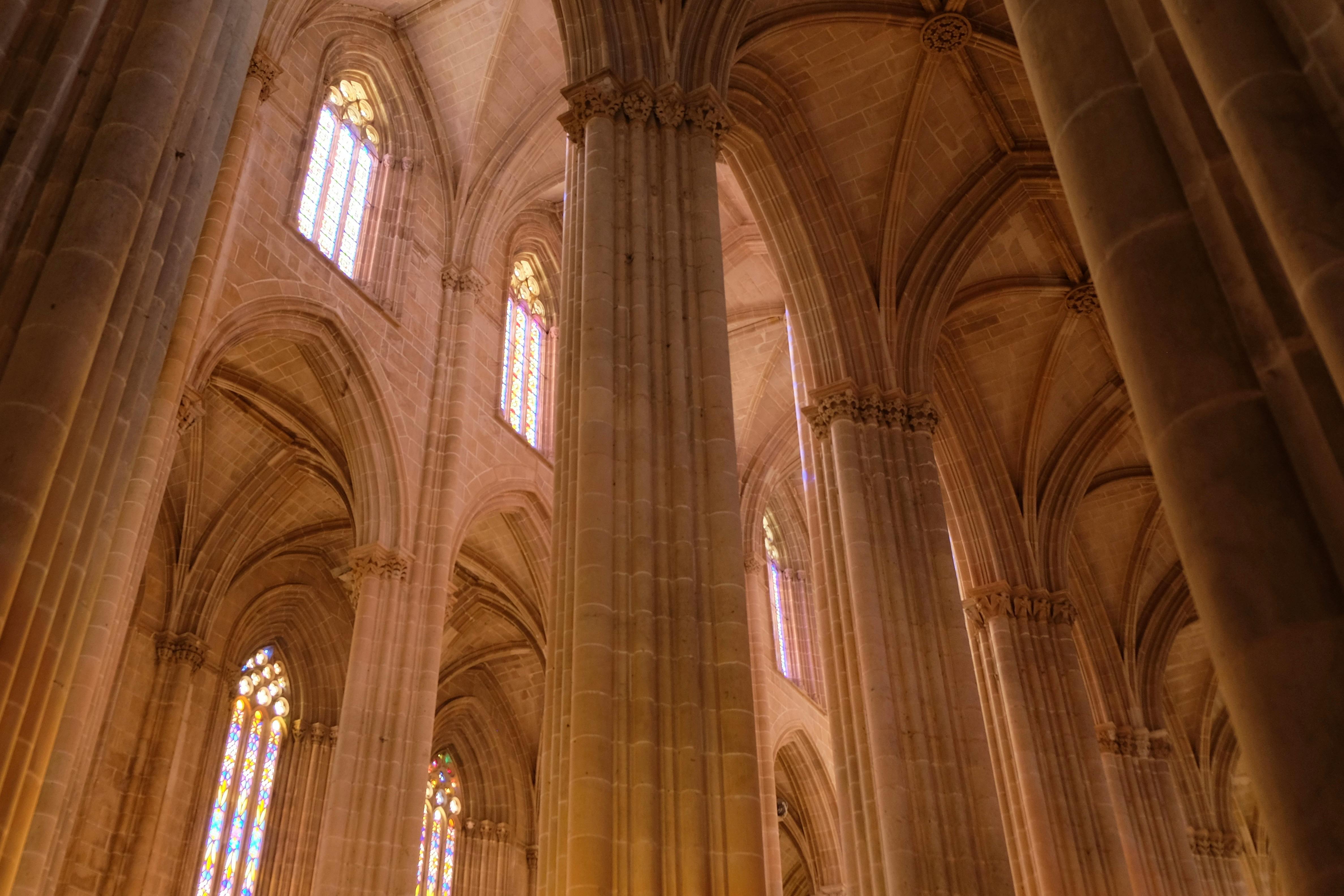 Majestuoso Interior De Una Catedral Gótica Con Techos Abovedados · Foto de stock gratuita