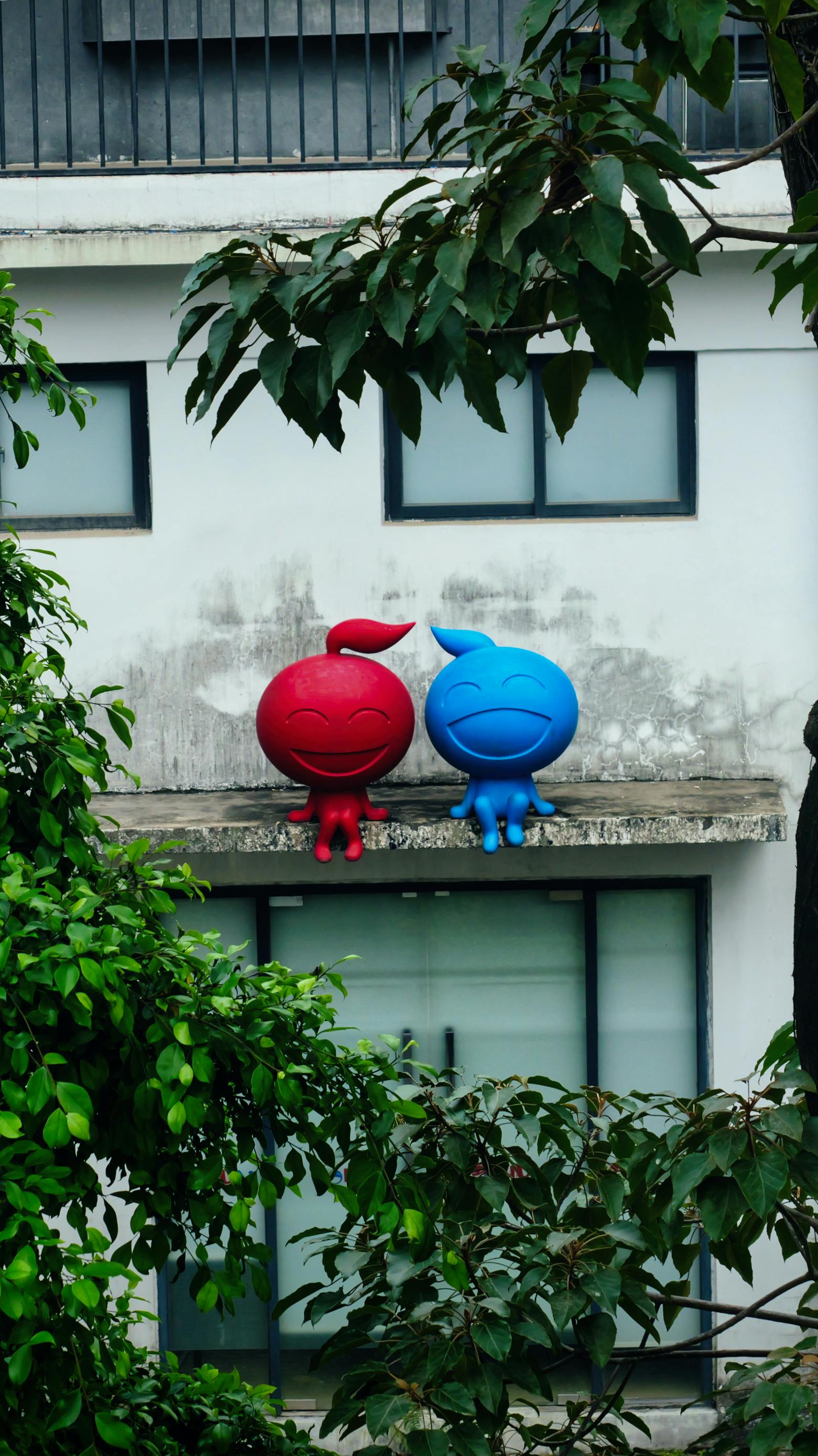 Colorful Statues on Building Ledge Outdoors · Free Stock Photo