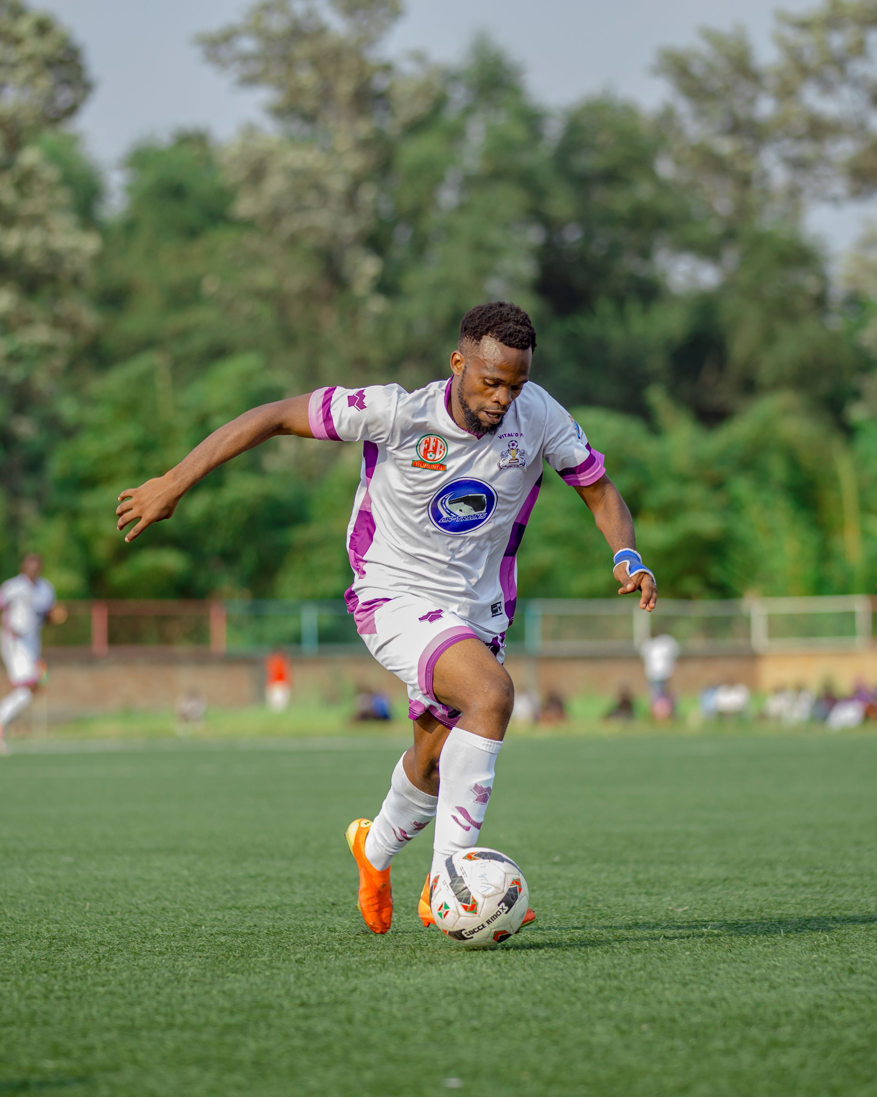 Action shot of soccer player during a match · Free Stock Photo