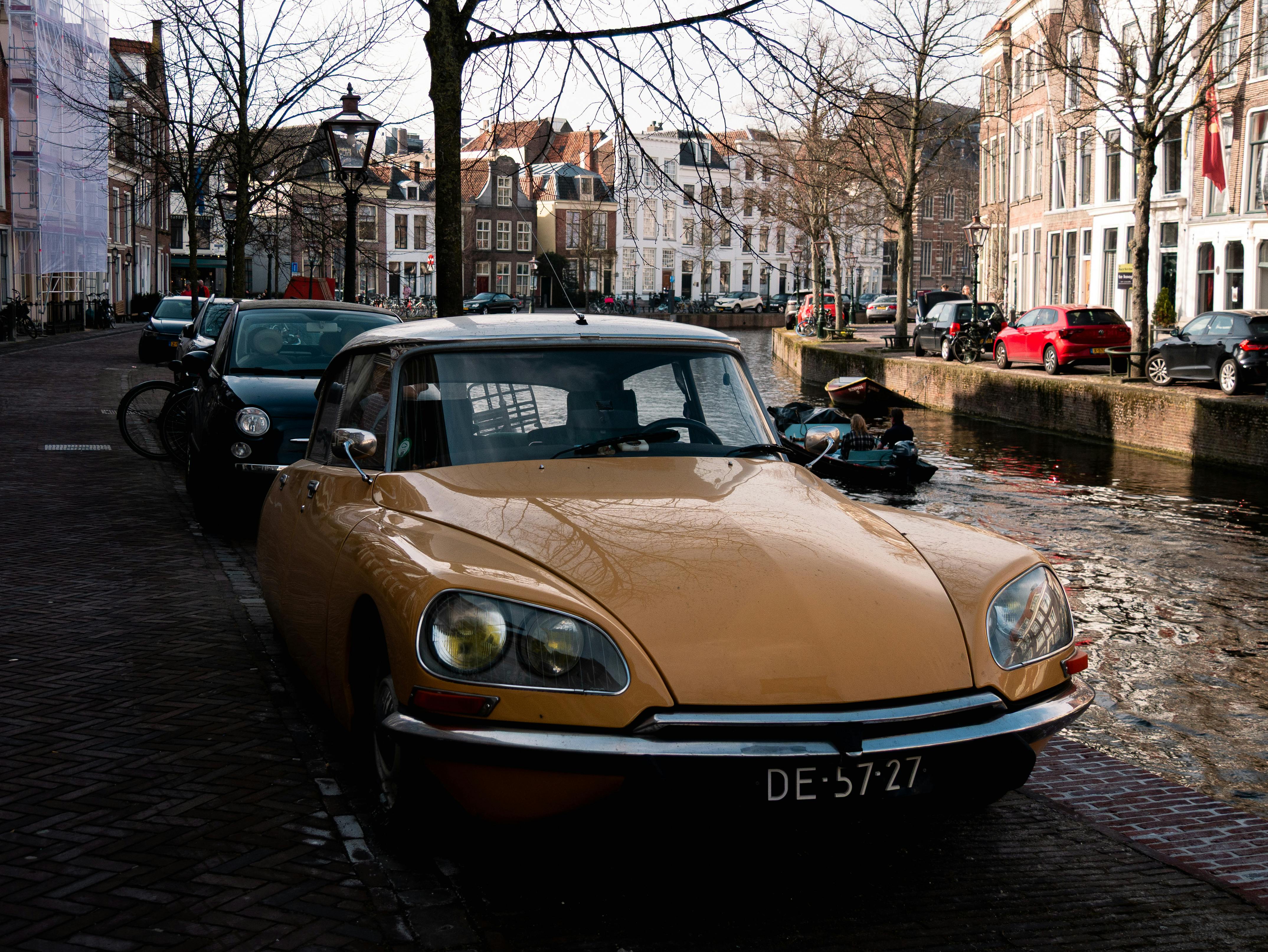 Carro Antigo Estacionado Ao Longo Do Canal De Leiden · Foto ...