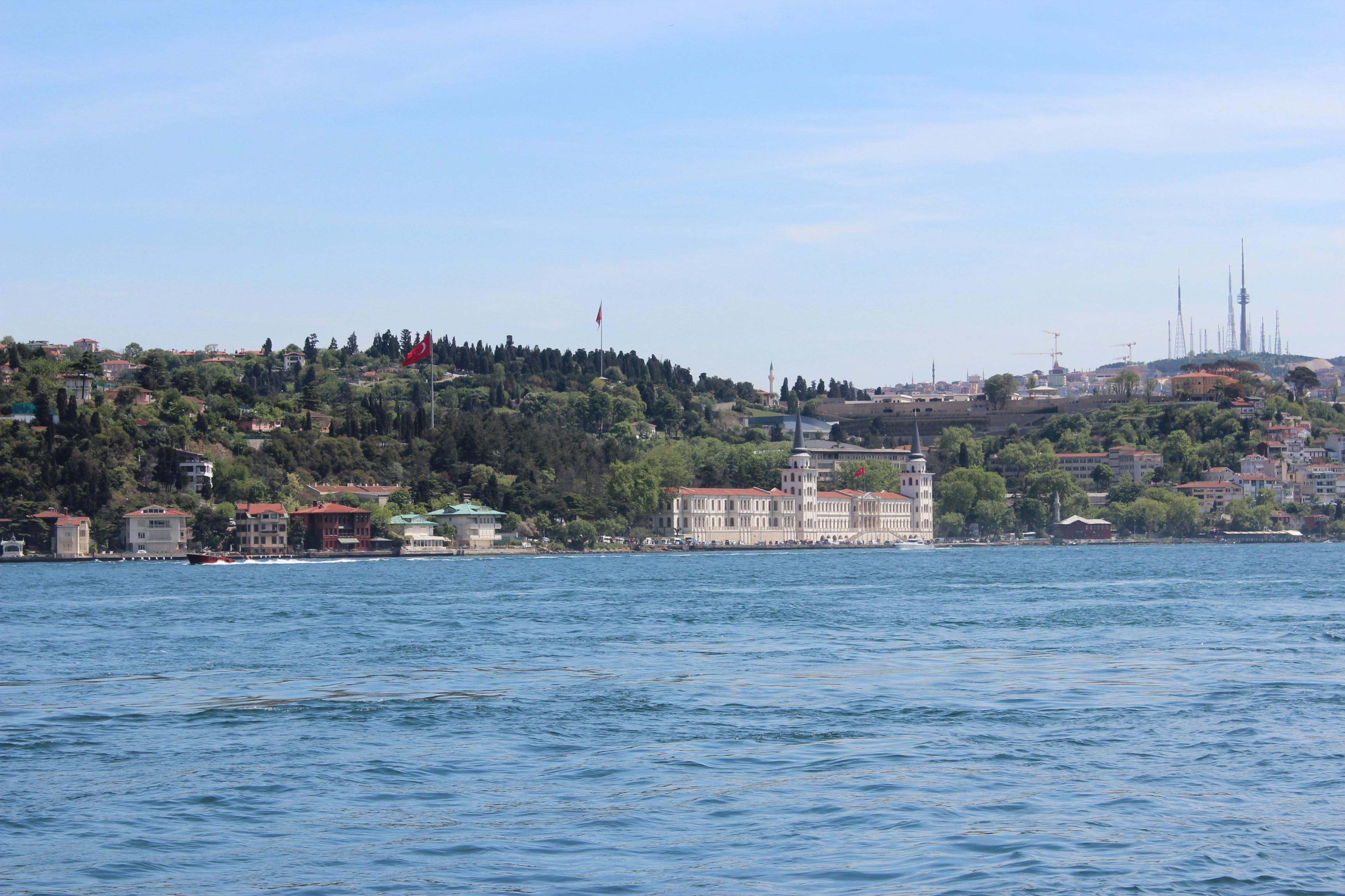 El Bósforo De Estambul Con Arquitectura Histórica · Foto de stock gratuita