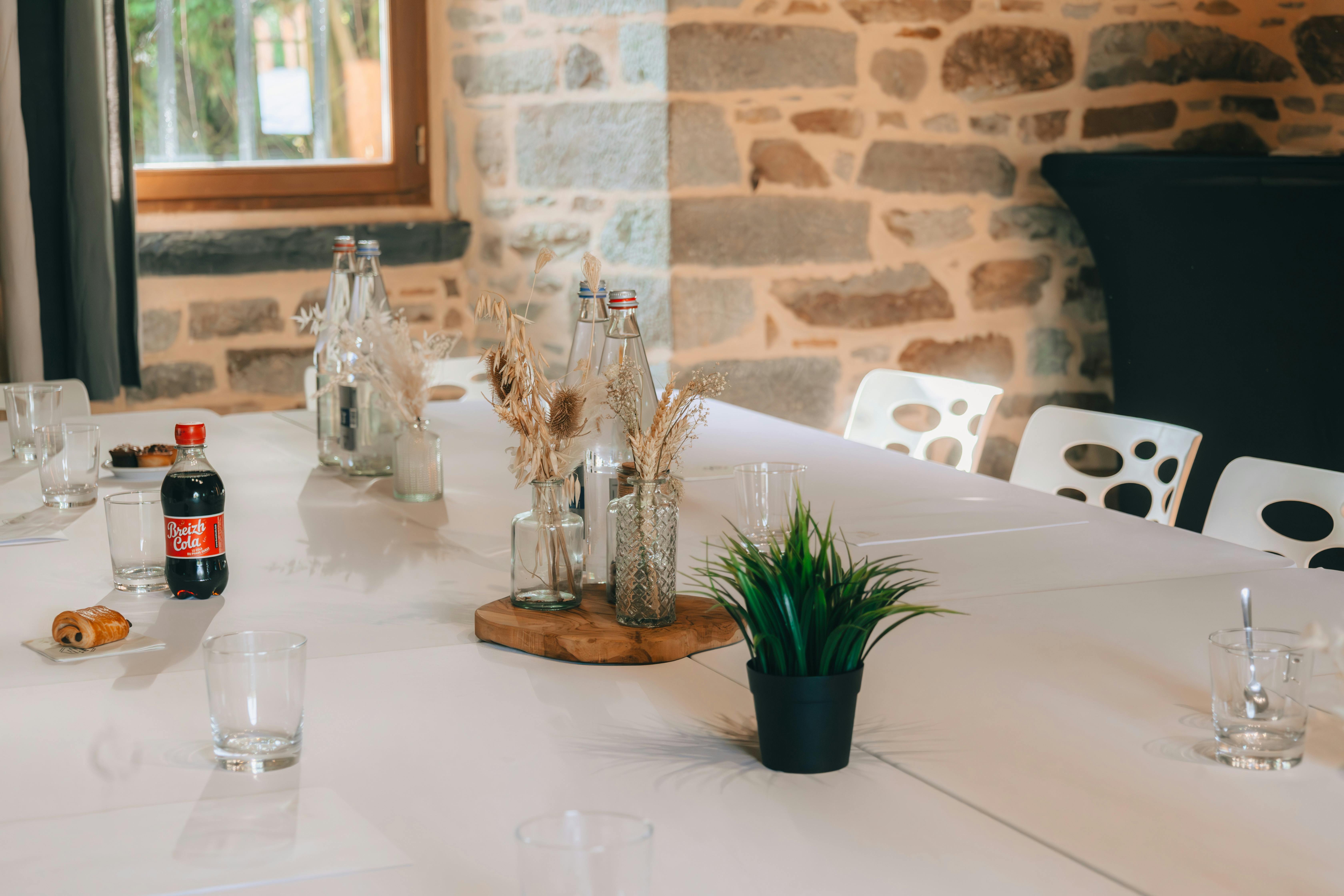 Cozy Indoor Meeting Setup with Refreshments · Free Stock Photo