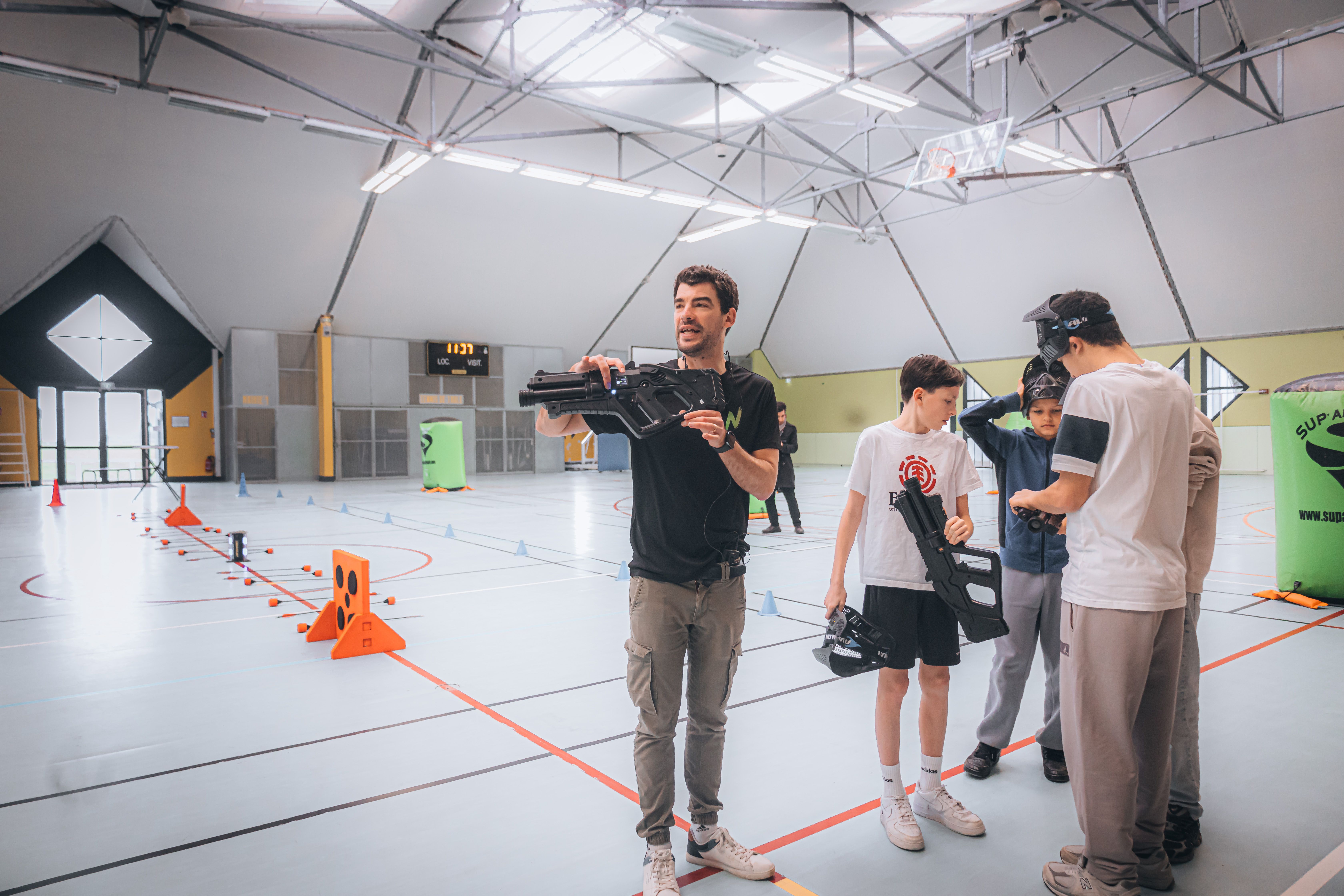 Juego De Laser Tag En Interiores En Un Gimnasio Moderno · Foto de stock ...